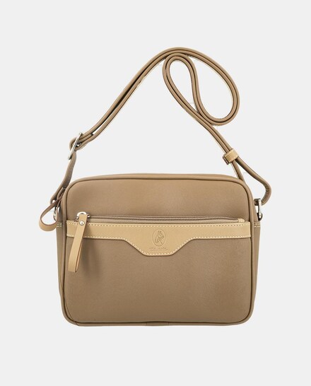Bolso macuto con tres bolsillos y con bandolera regulable. · El Potro ...