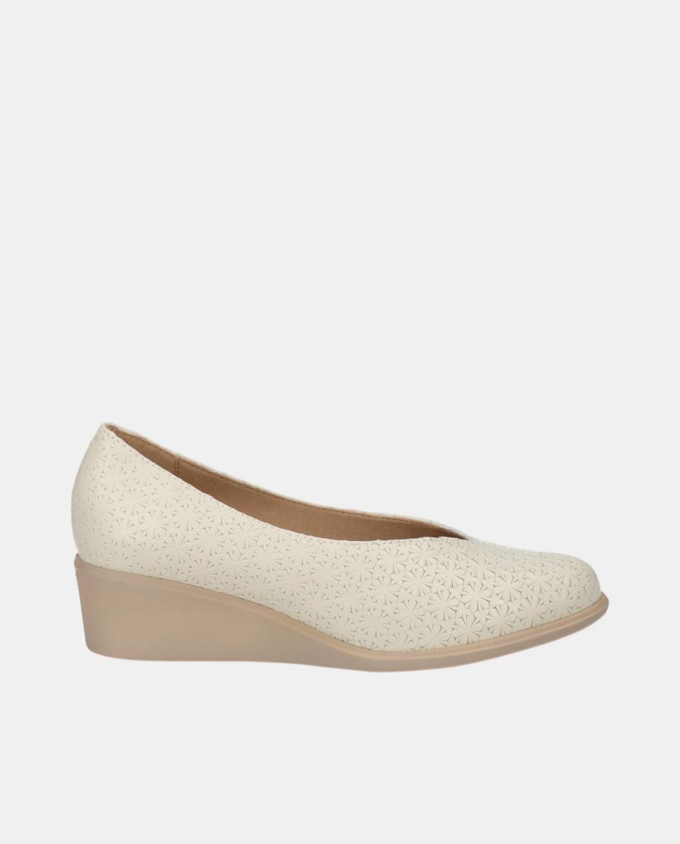 Zapato salon de mujer de cuña en piel beig Crema D'Chicas · El Corte Inglés