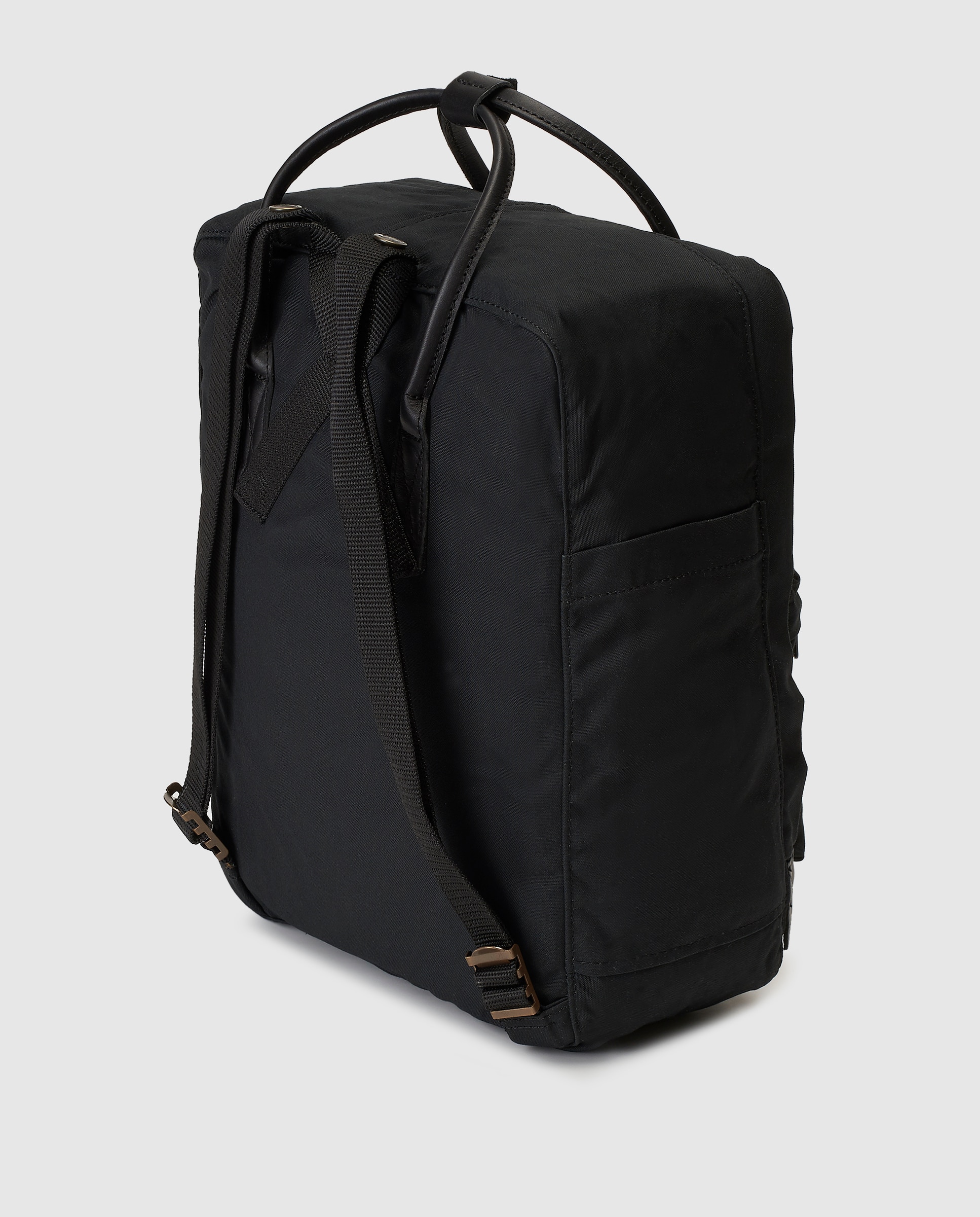 Mochila Kanken No.2 de vinilo impermeable en negro con bolsillo ...