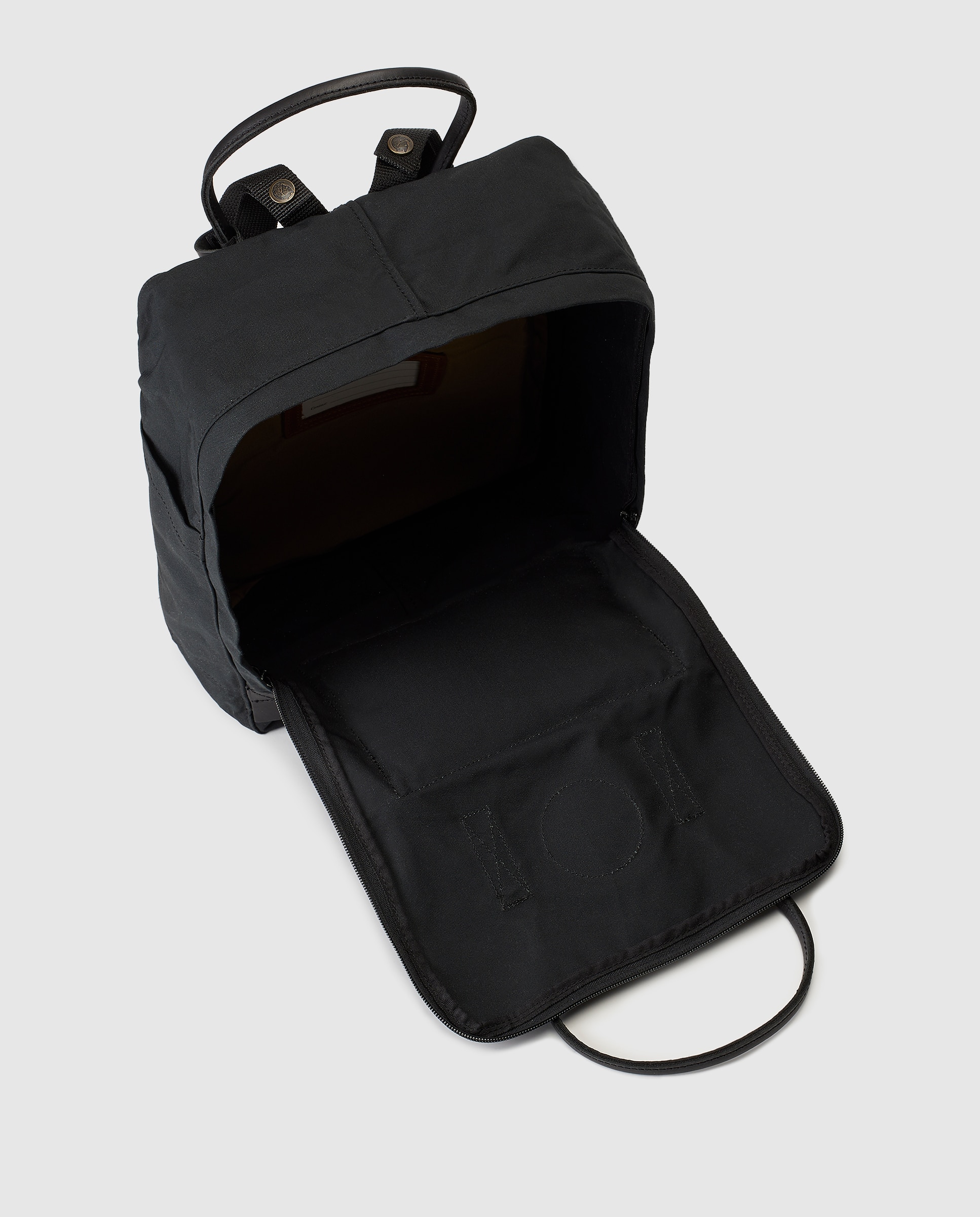 Mochila Kanken No.2 de vinilo impermeable en negro con bolsillo ...