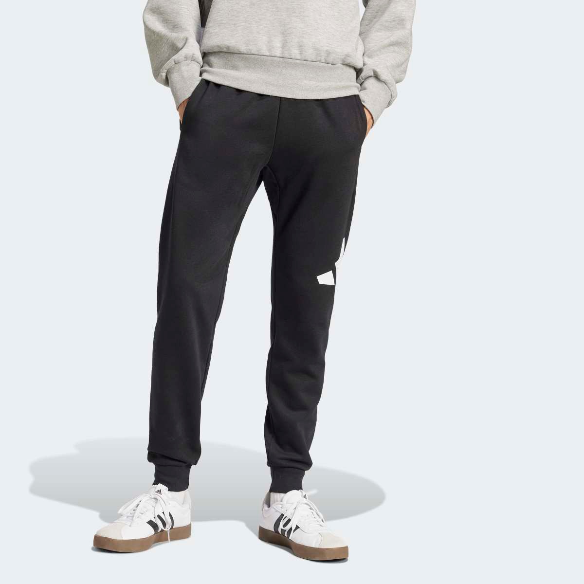 Pantalón de hombre Essentials Big Logo Cuffed Fleece adidas Negro · El ...