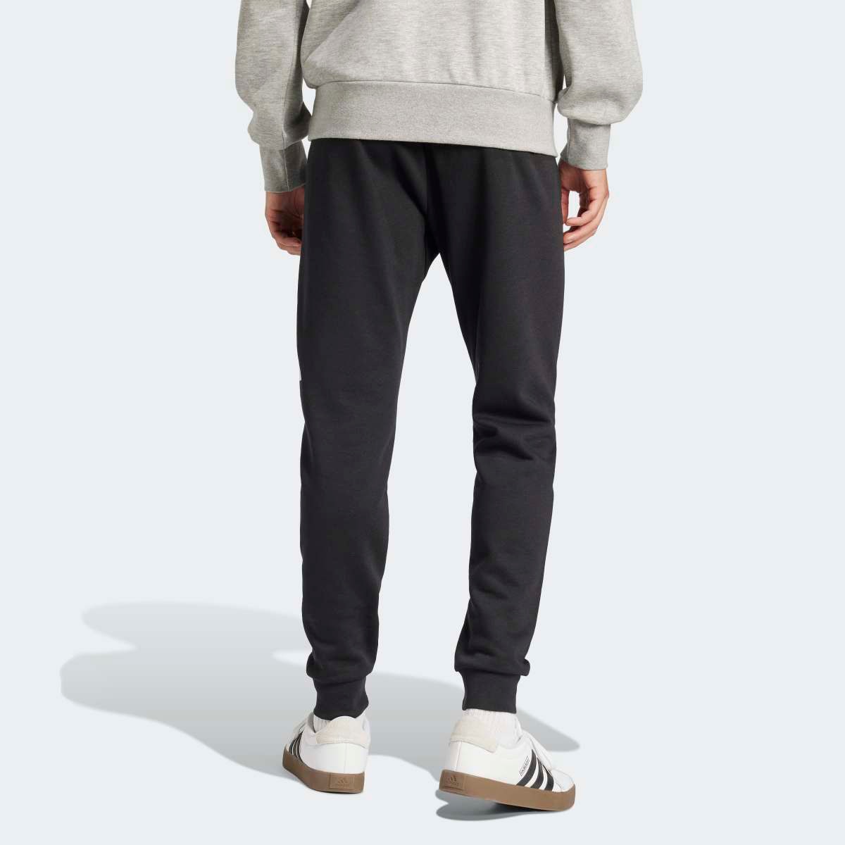 Pantalón de hombre Essentials Big Logo Cuffed Fleece adidas Negro · El ...