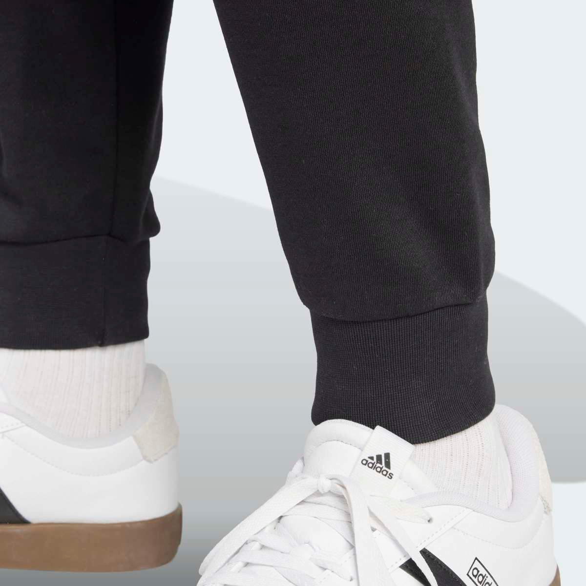 Pantalón de hombre Essentials Big Logo Cuffed Fleece adidas Negro · El ...