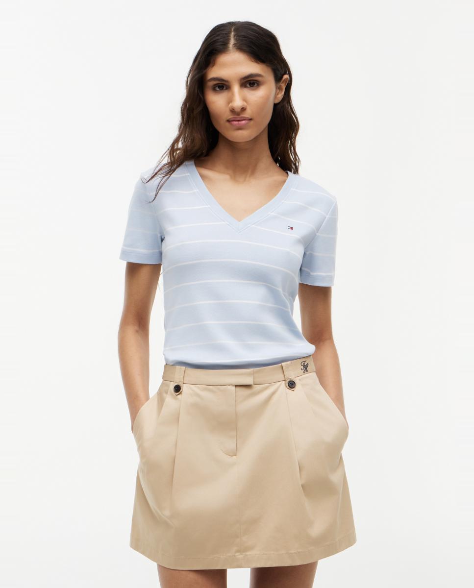 Camiseta de mujer Slim Cody de cuello pico Azul claro Tommy Hilfiger ...