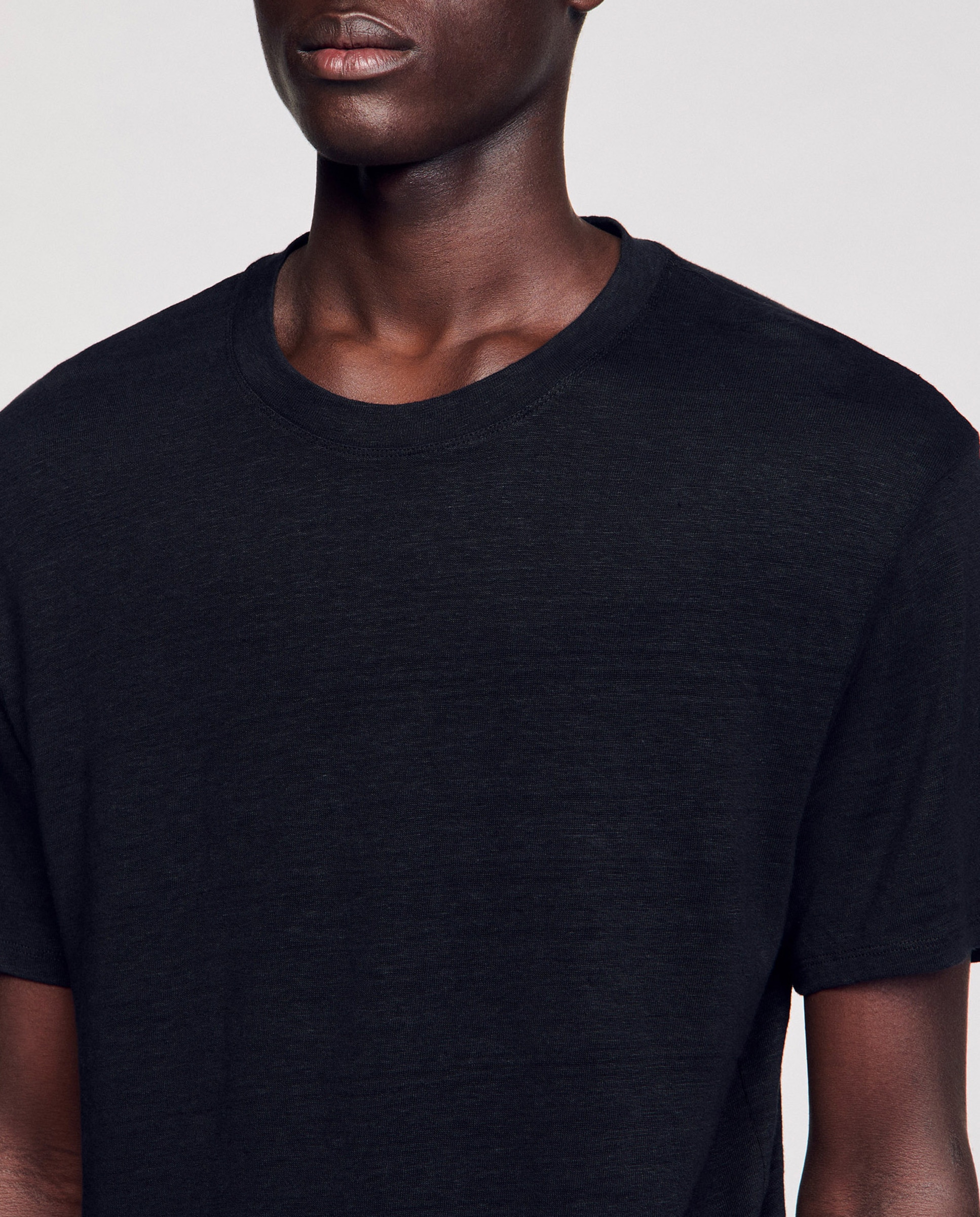 Camiseta de hombre de lino de manga corta cuello redondo Negro Sandro ...