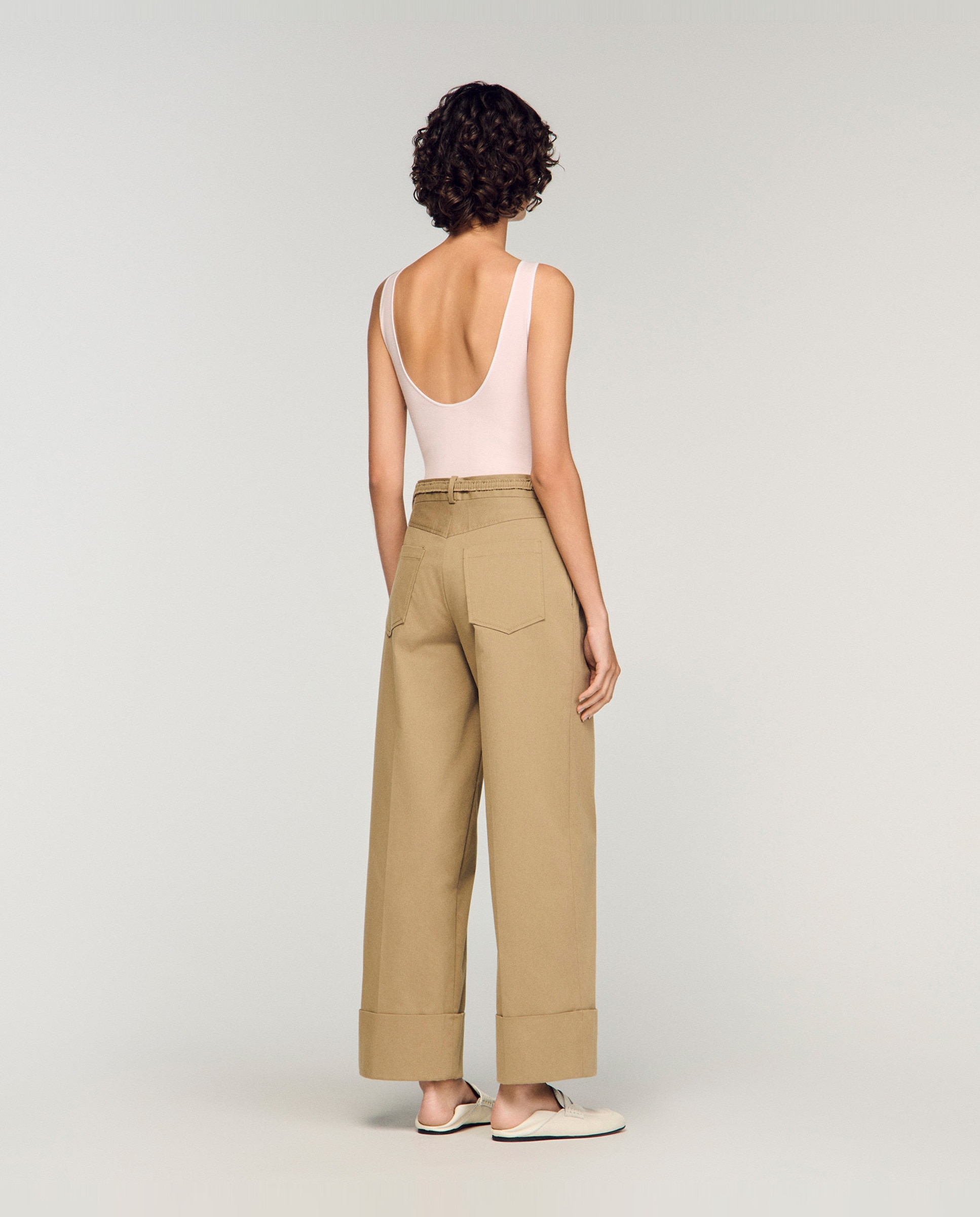 Pantalones anchos de mujer con pinzas y vueltas Beige Sandro · El Corte ...
