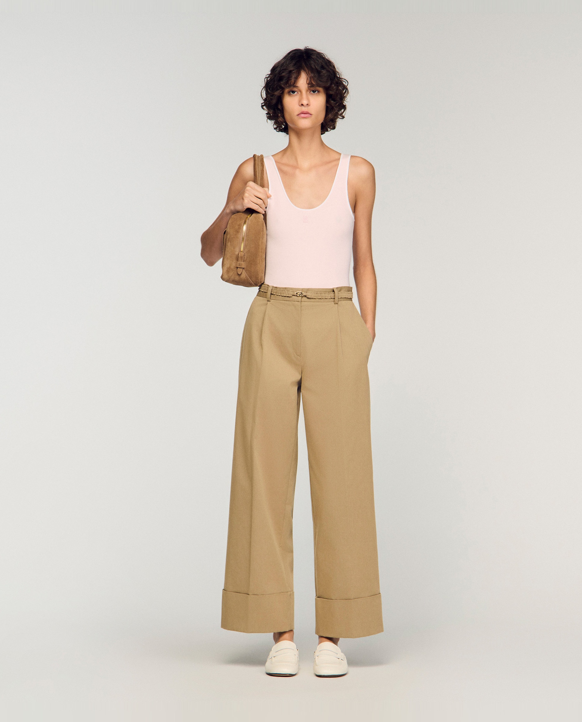 Pantalones anchos de mujer con pinzas y vueltas Beige Sandro · El Corte ...