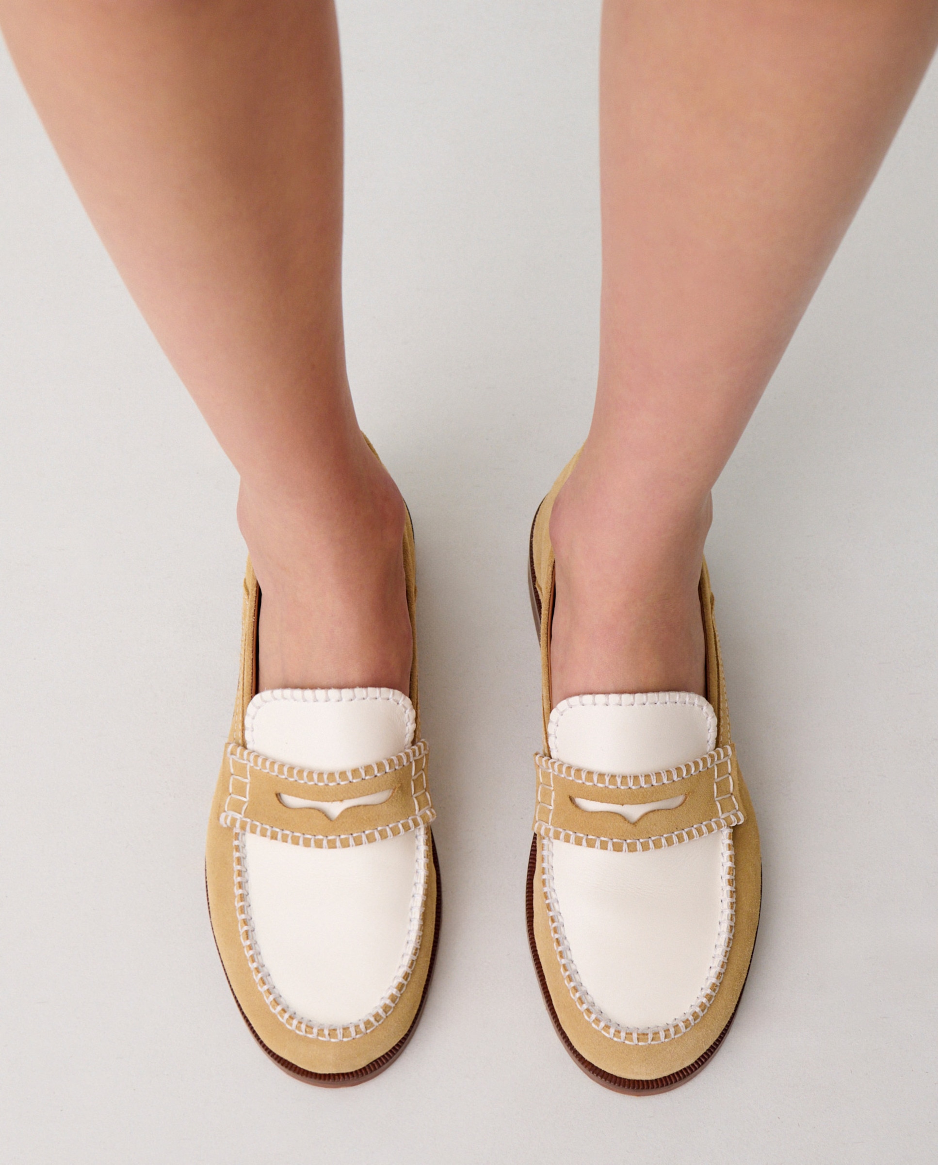Mocasines planos de mujer de ante con pespuntes en contraste Beige ...