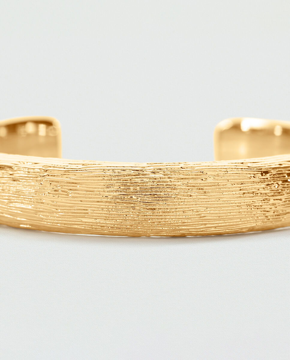 Pulsera rígida charlot abierta con textura y acabada en oro Dorado · El ...