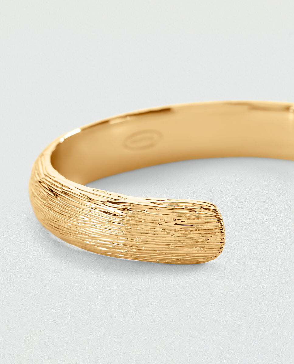 Pulsera rígida charlot abierta con textura y acabada en oro Dorado · El ...