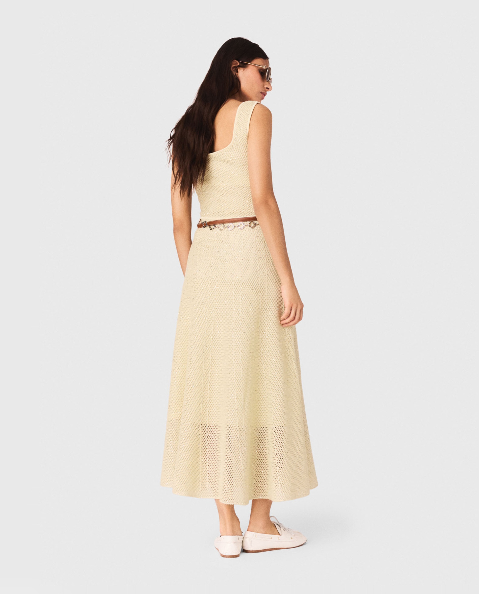 Vestido de punto largo acampanado con lentejuelas Amarillo Maje · El ...