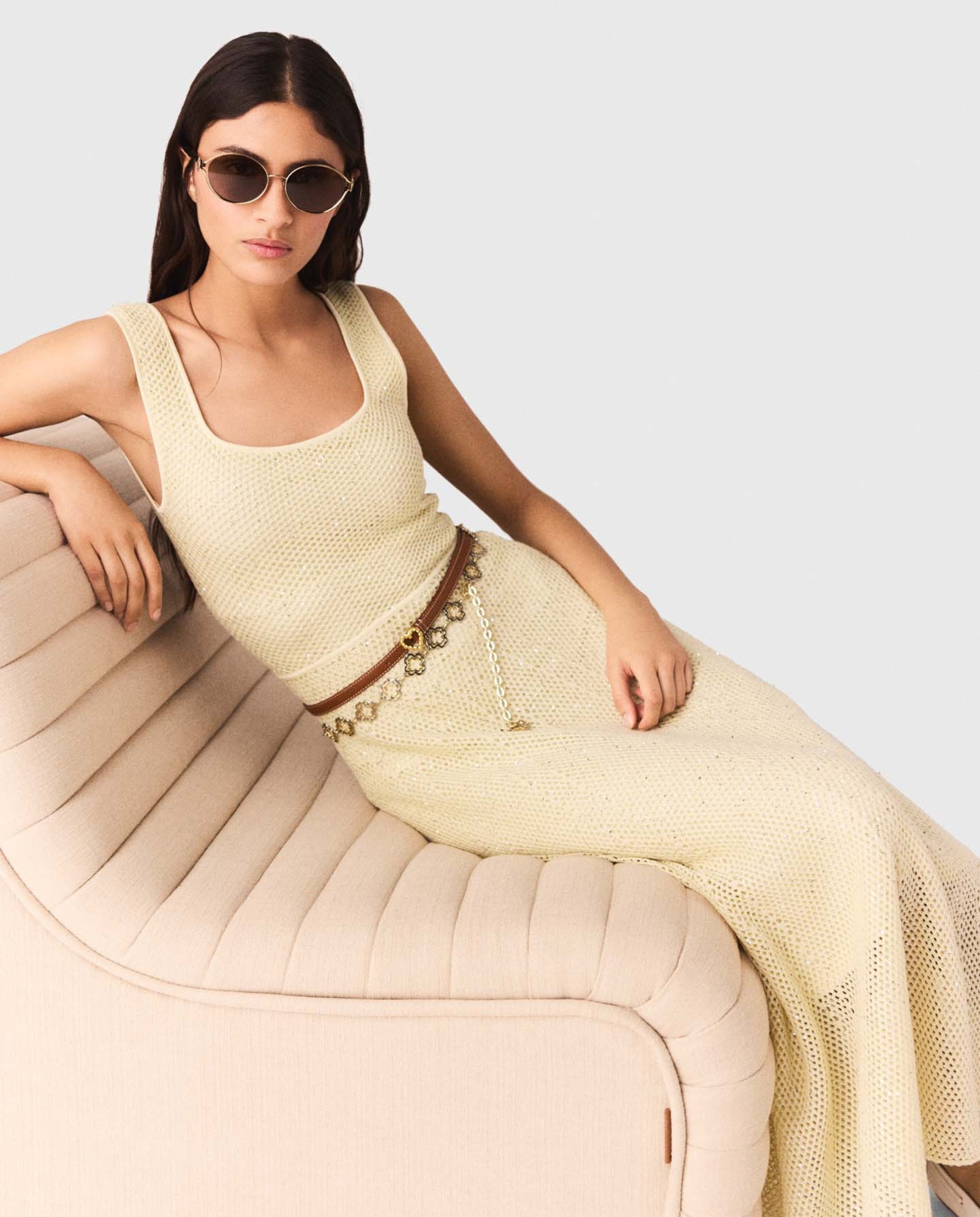 Vestido de punto largo acampanado con lentejuelas Amarillo Maje · El ...