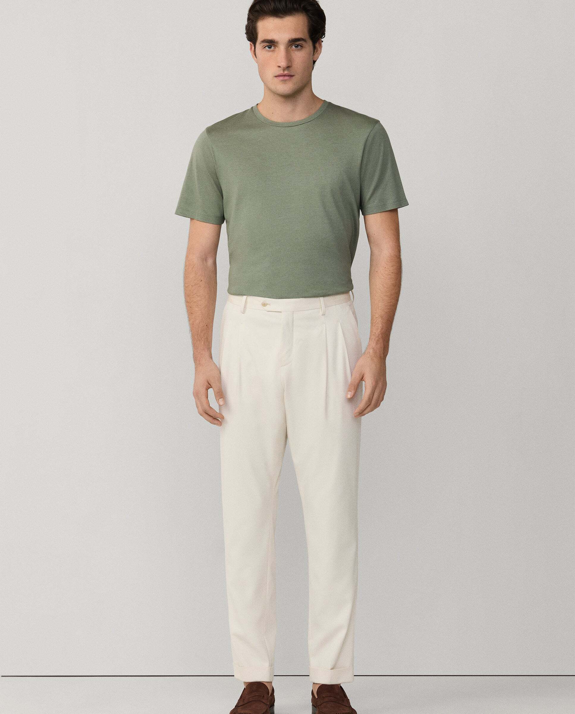 Chino de hombre con doble pliegue fit regular Crema · El Corte Inglés