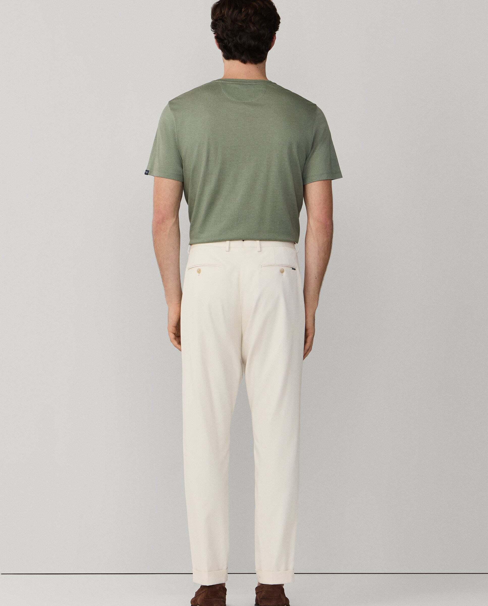 Chino de hombre con doble pliegue fit regular Crema · El Corte Inglés