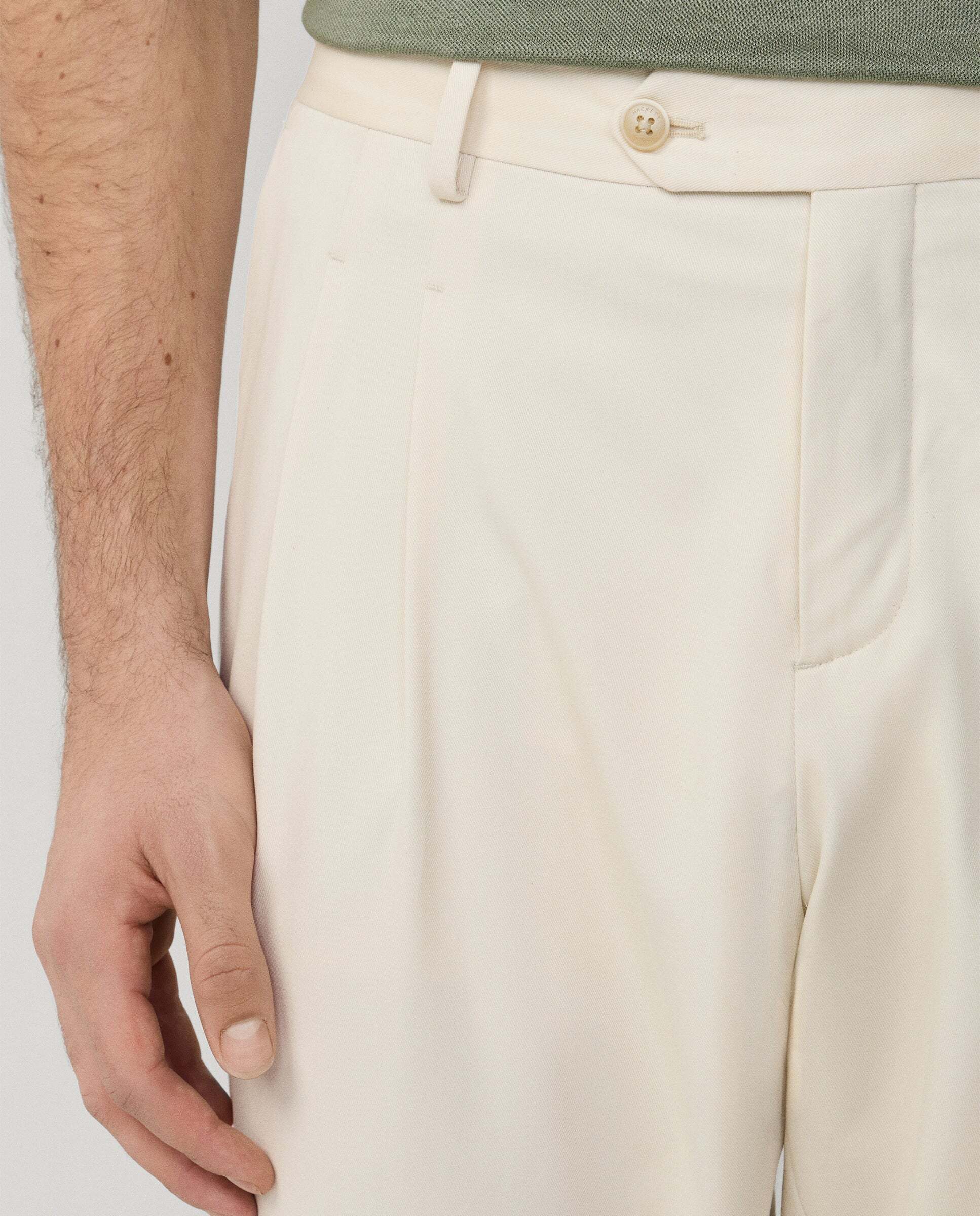 Chino de hombre con doble pliegue fit regular Crema · El Corte Inglés