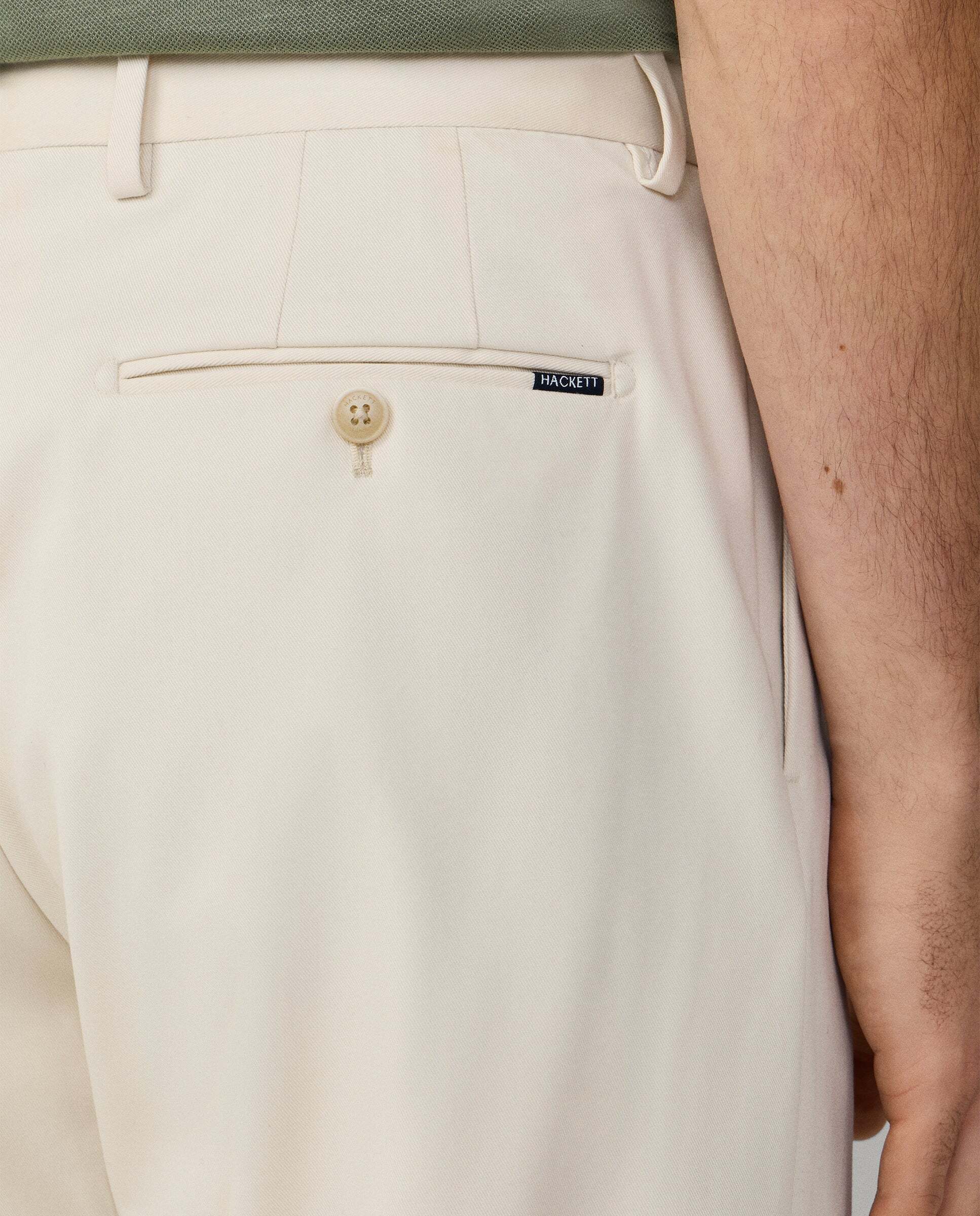 Chino de hombre con doble pliegue fit regular Crema · El Corte Inglés