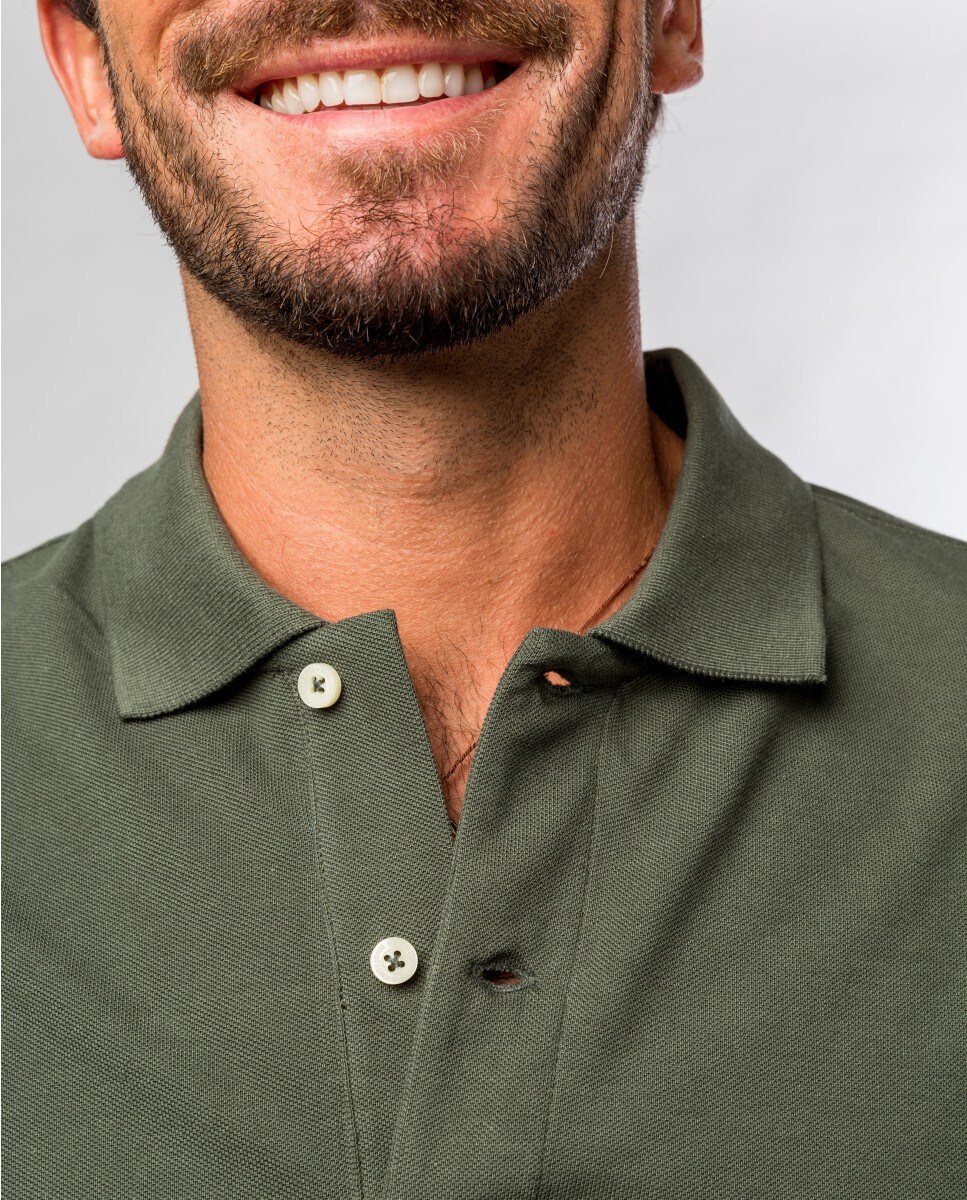 Polo piqué de hombre en verde oliva oscuro · Wickett Jones · El Corte ...