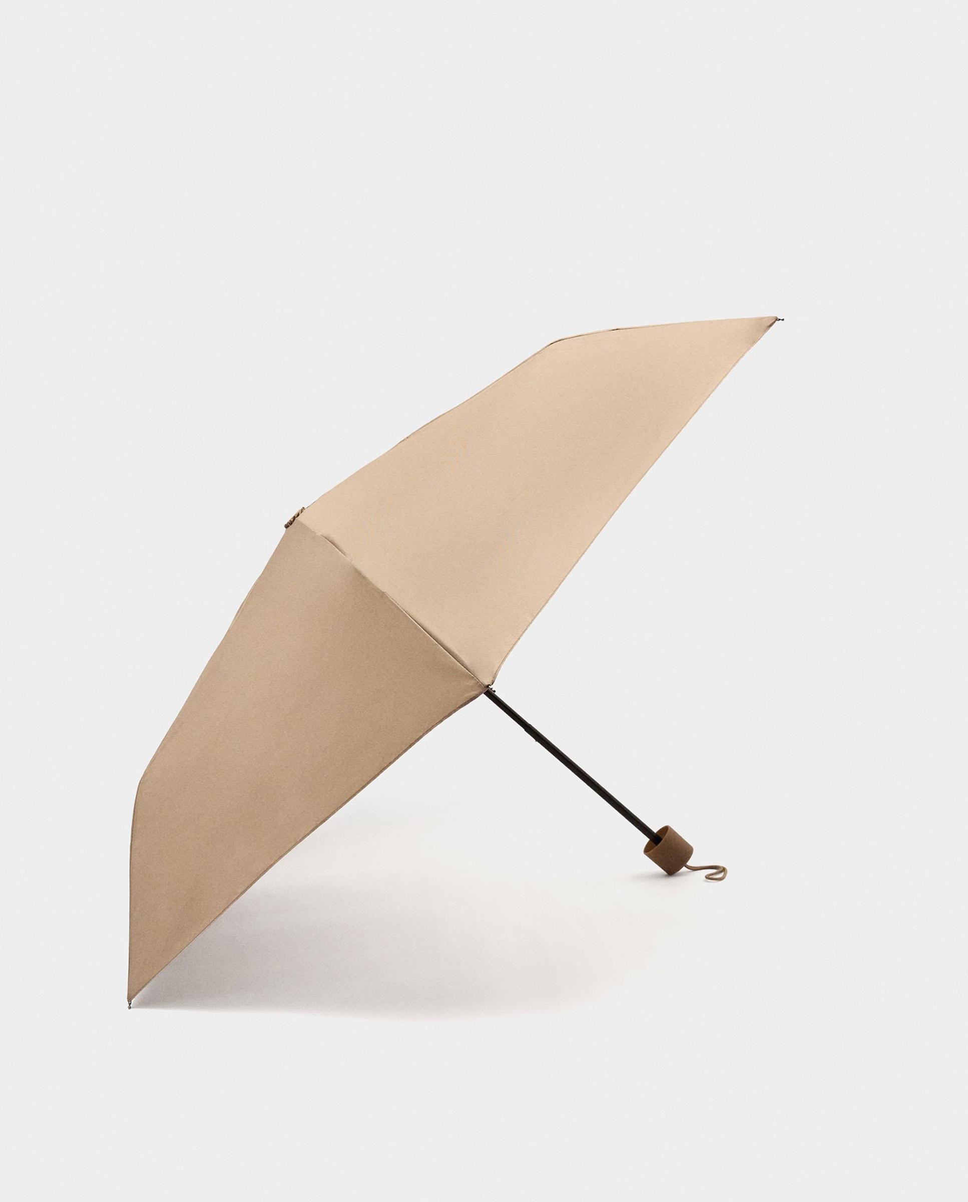 Largo impermeable mediano en liso Beige Parfois · El Corte Inglés