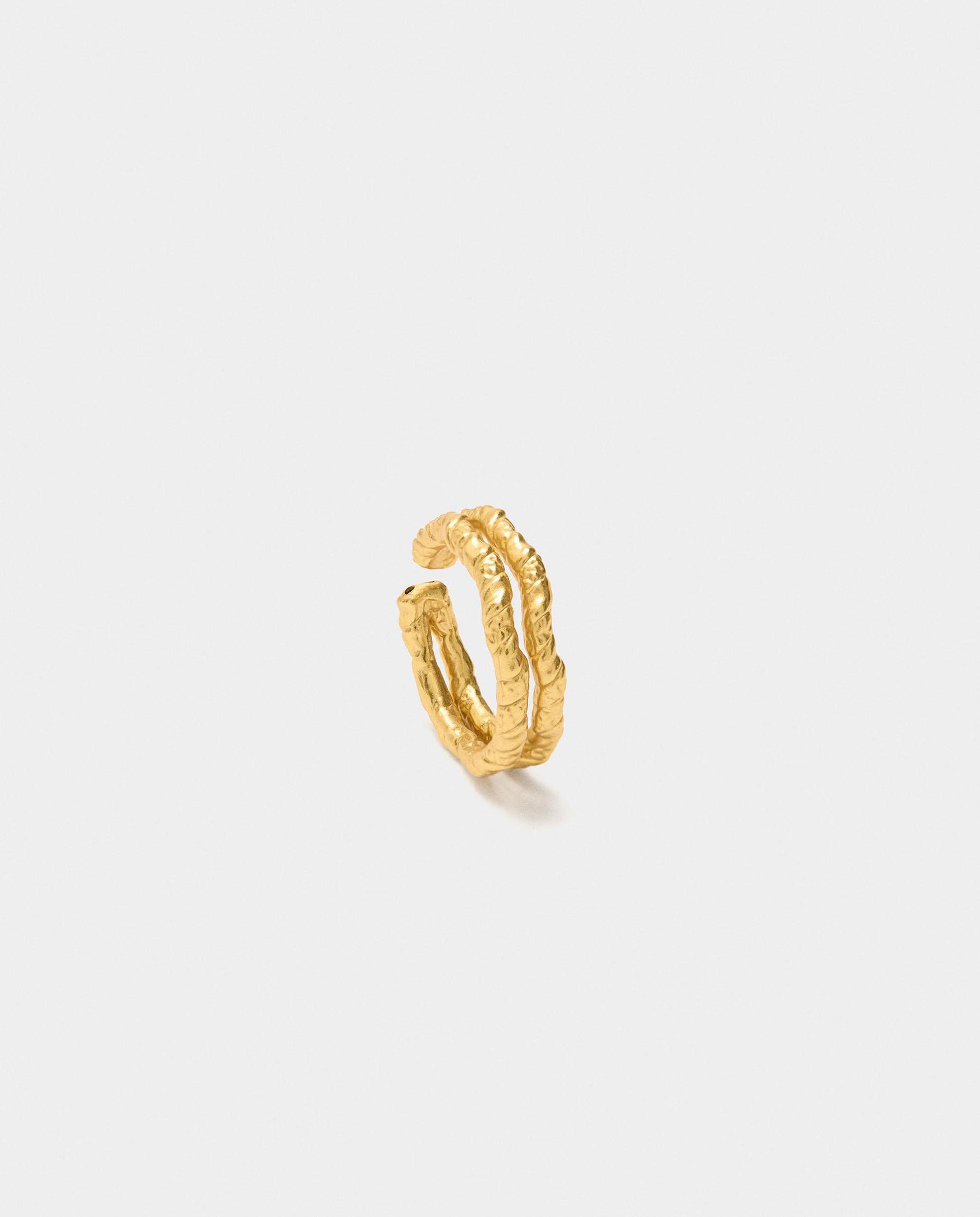 Anillo de plata de ley abierto con textura en liso Dorado Parfois · El ...