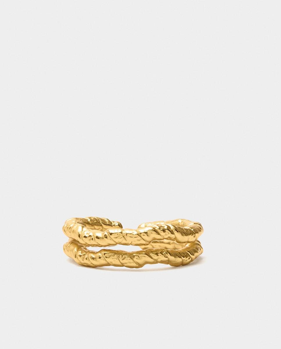 Anillo de plata de ley abierto con textura en liso Dorado Parfois · El ...