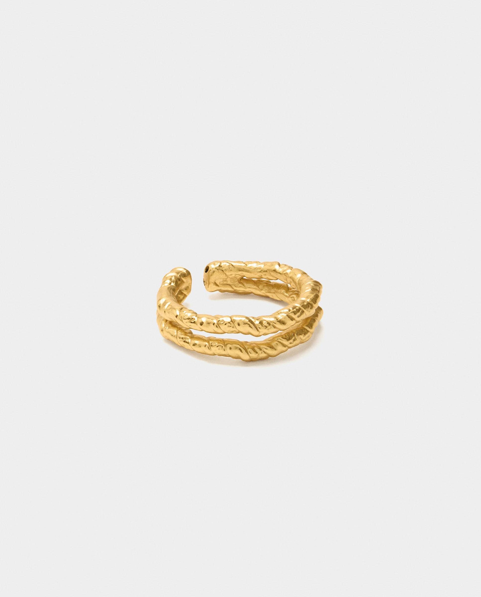 Anillo de plata de ley abierto con textura en liso Dorado Parfois · El ...