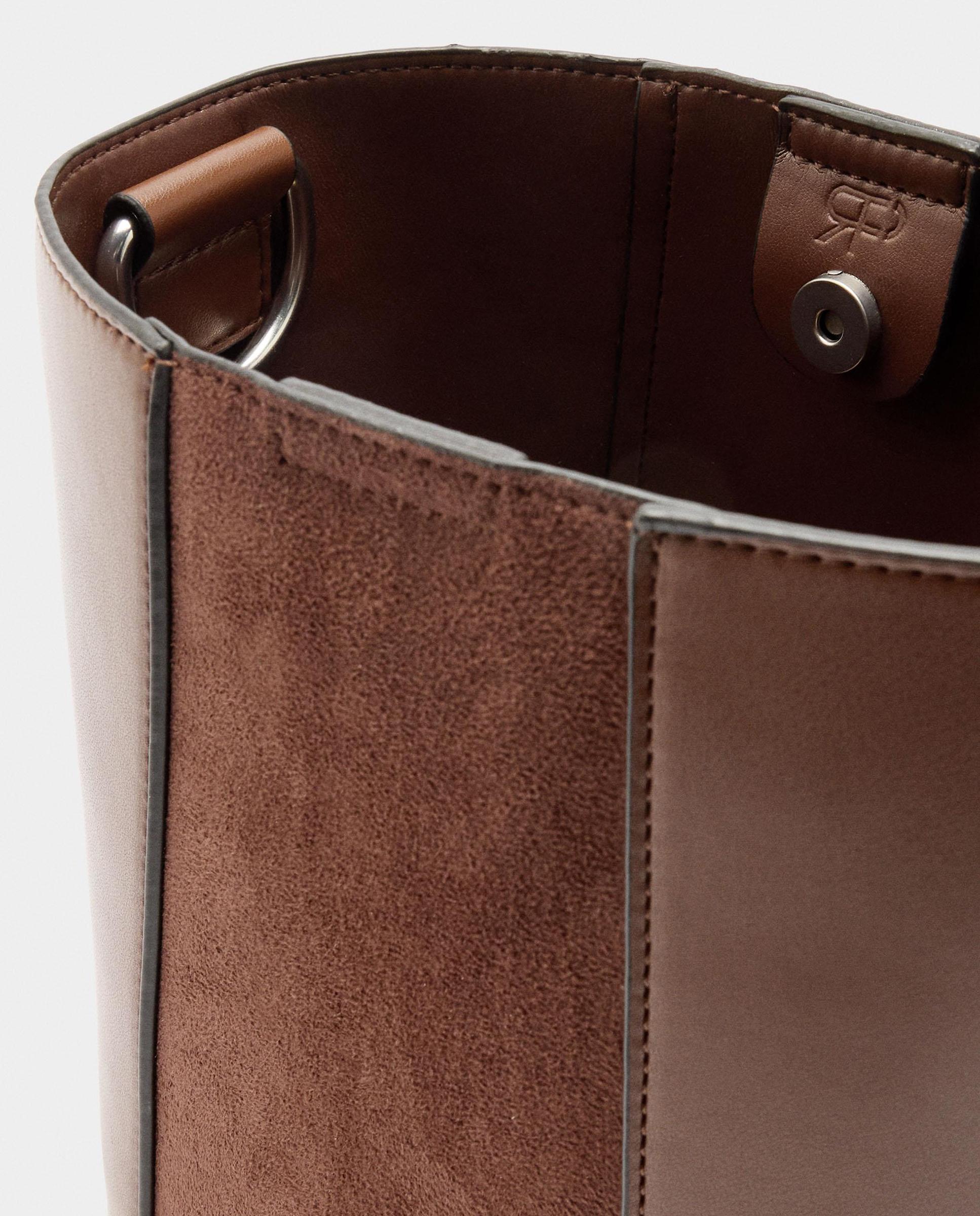 Bandolera de mujer estilo cubo con cierre imantado en liso Camel ...