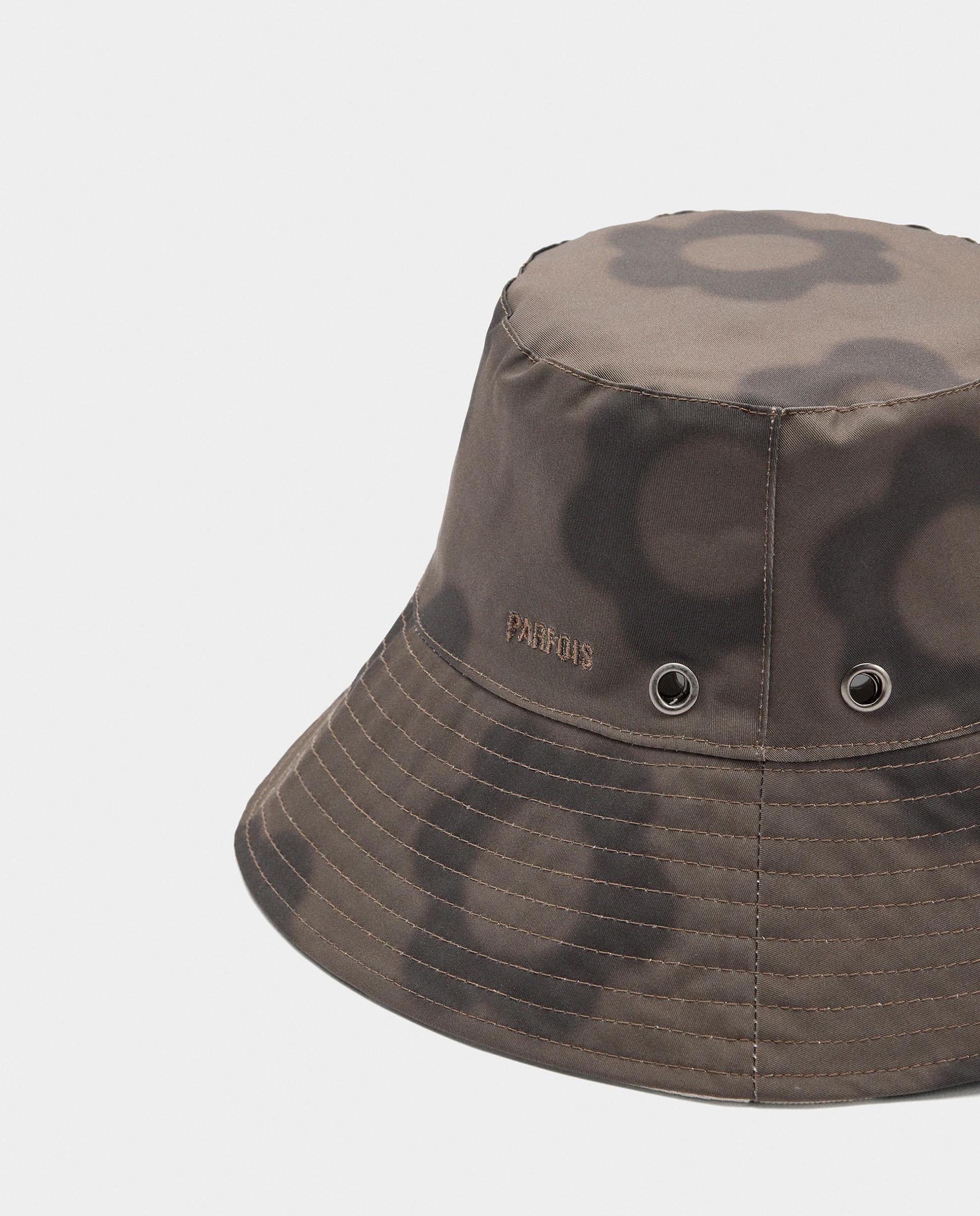 Gorro de mujer estilo bucket con estampado floral Marrón oscuro Parfois ...