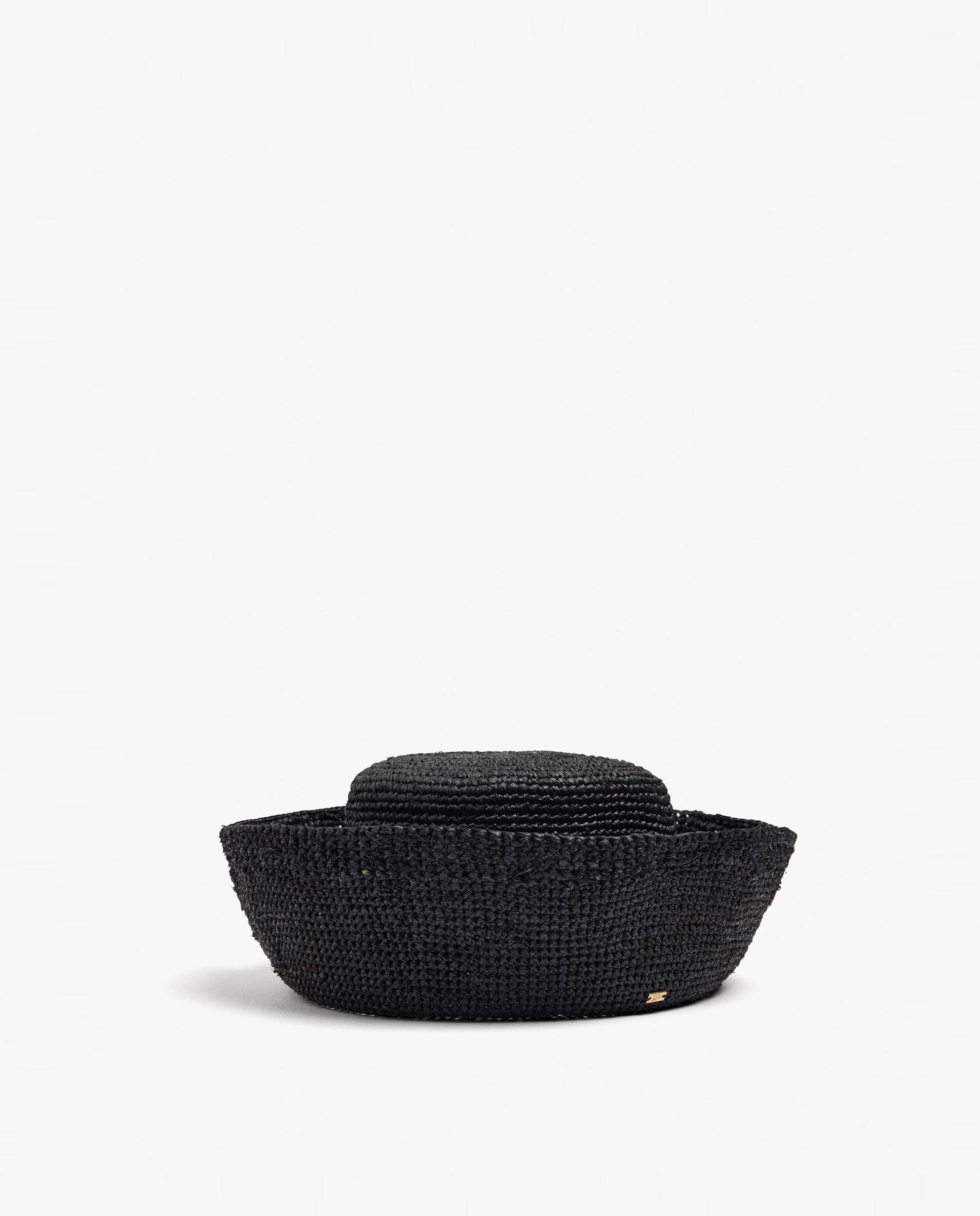 Sombrero de mujer de rafia estilo pillbox en liso Negro Parfois · El ...