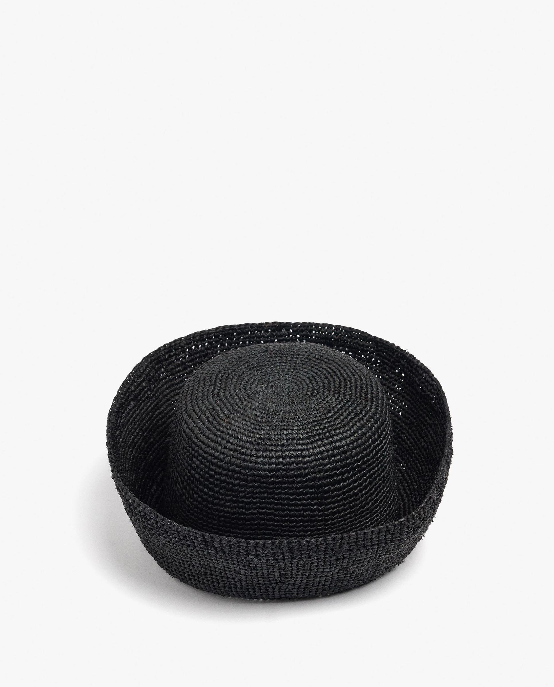 Sombrero de mujer de rafia estilo pillbox en liso Negro Parfois · El ...
