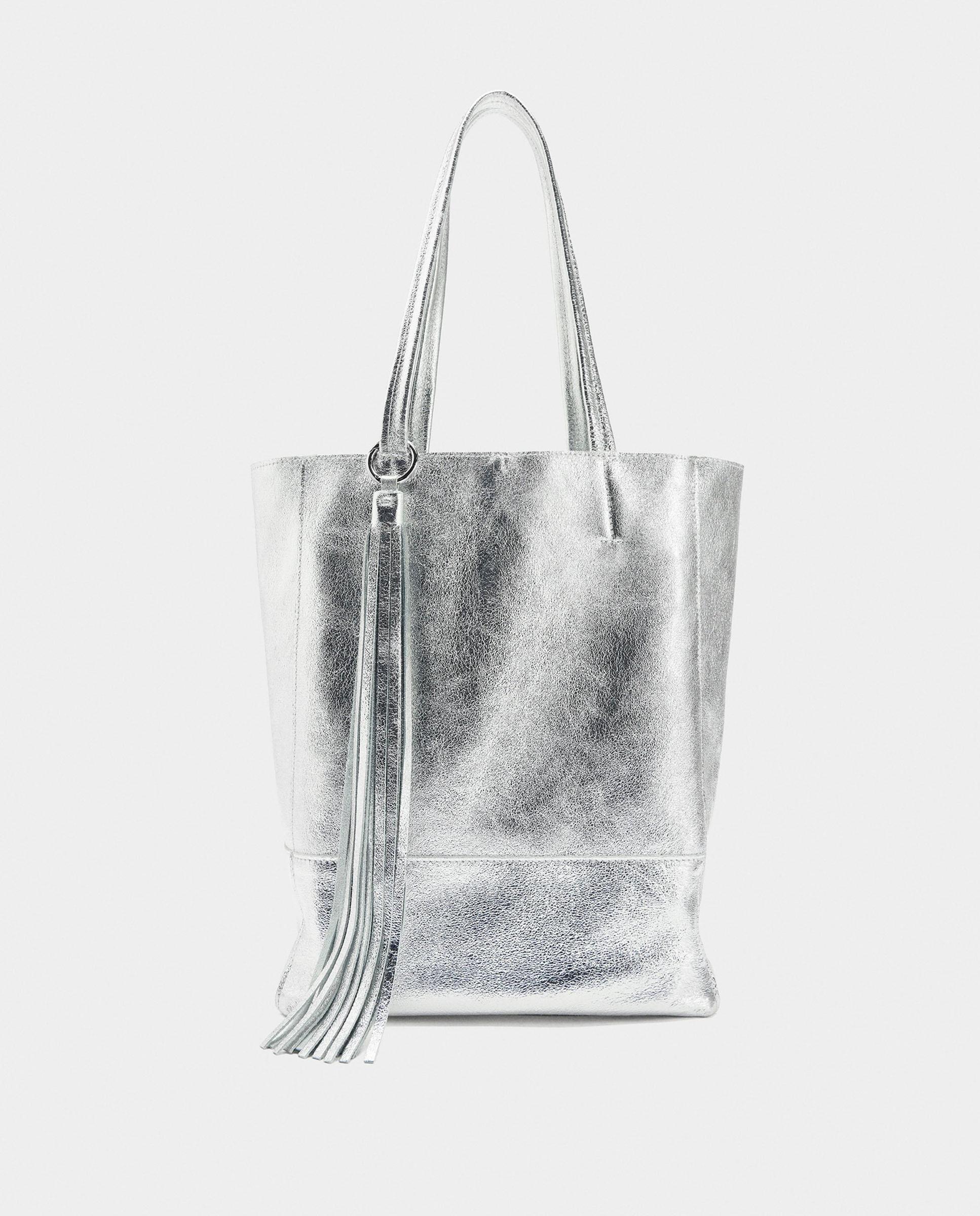 Bolso shopper de piel con detalle de flecos y cierre de tiras ...