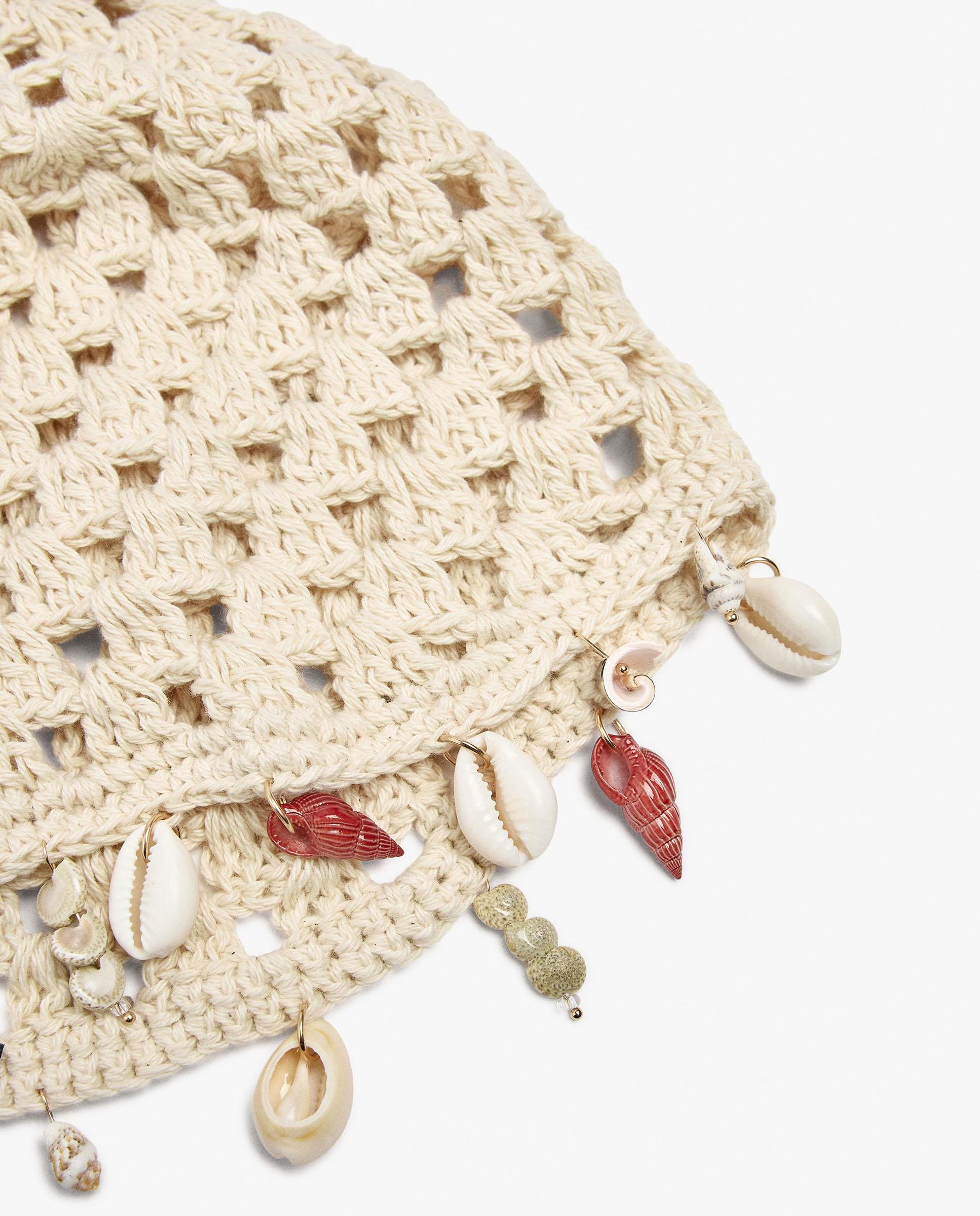 Gorro de mujer de crochet con abalorios de conchas Crudo Parfois · El ...