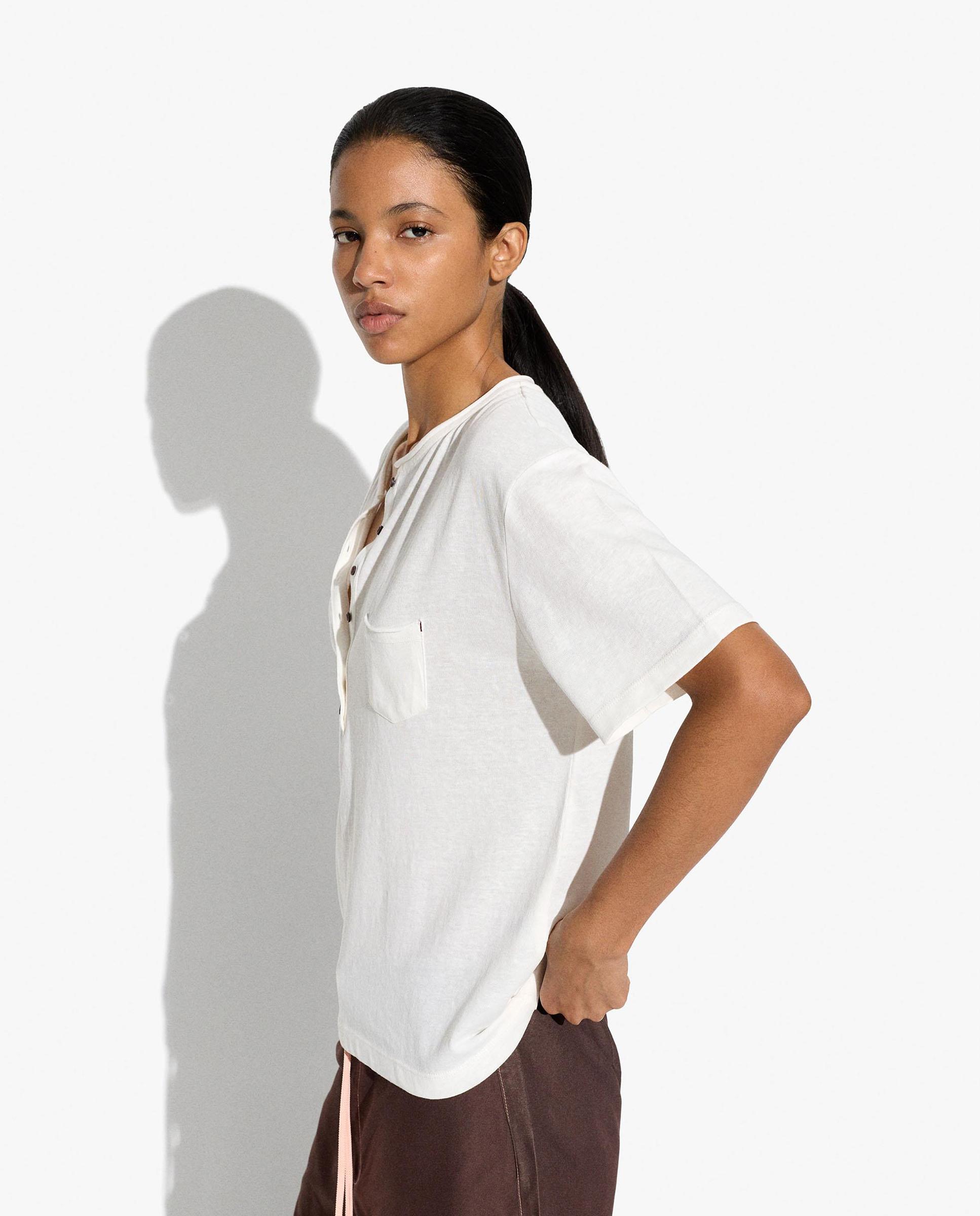 Camiseta de mujer de manga corta con cuello redondo y bolsillo frontal ...