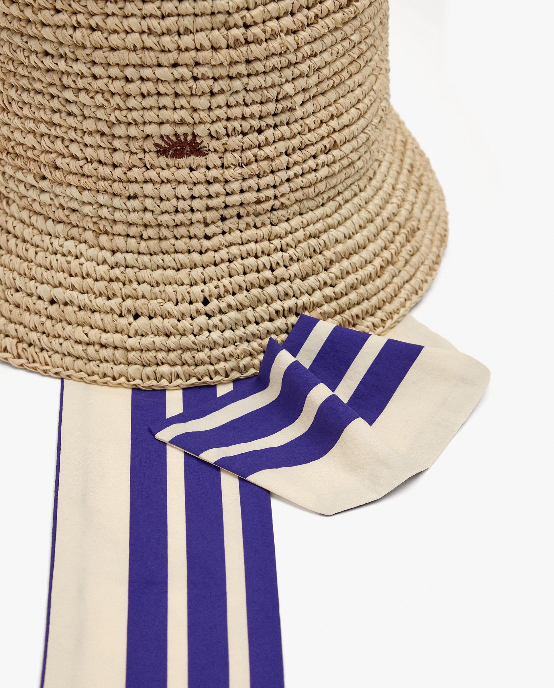 Gorro de mujer 100% rafia con tira decorativa Natural Parfois · El ...