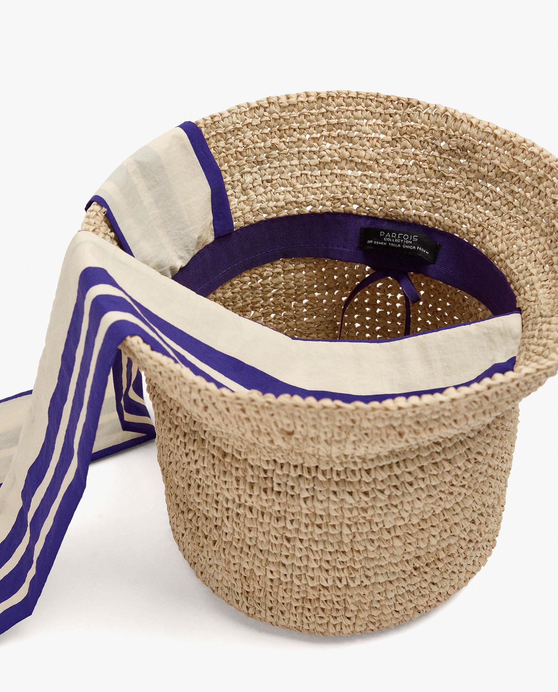 Gorro de mujer 100% rafia con tira decorativa Natural Parfois · El ...
