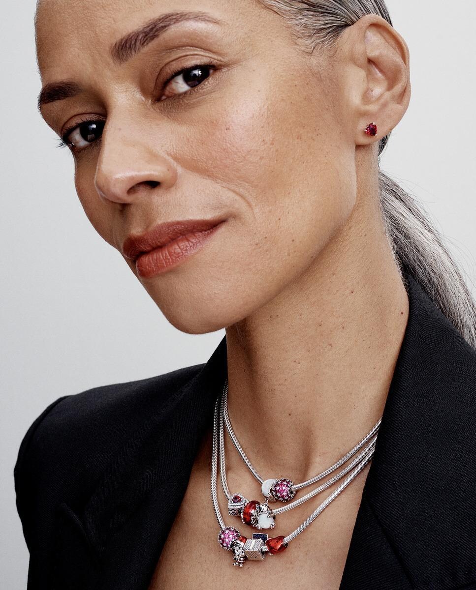 Charm en plata de ley Papá Noel Feliz · PANDORA · El Corte Inglés