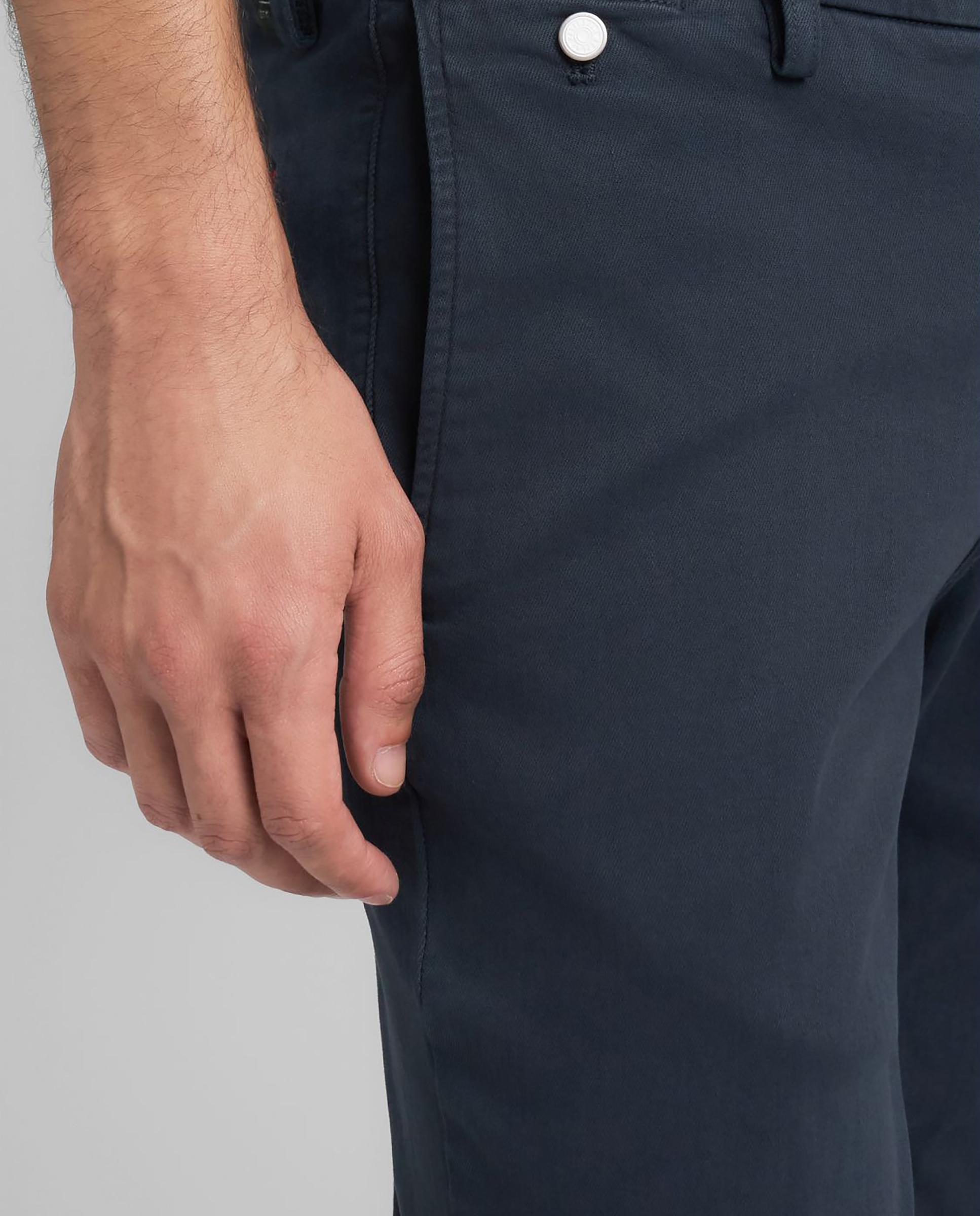 Chino de hombre regular fit con dos bolsillos franceses Azul oscuro ...