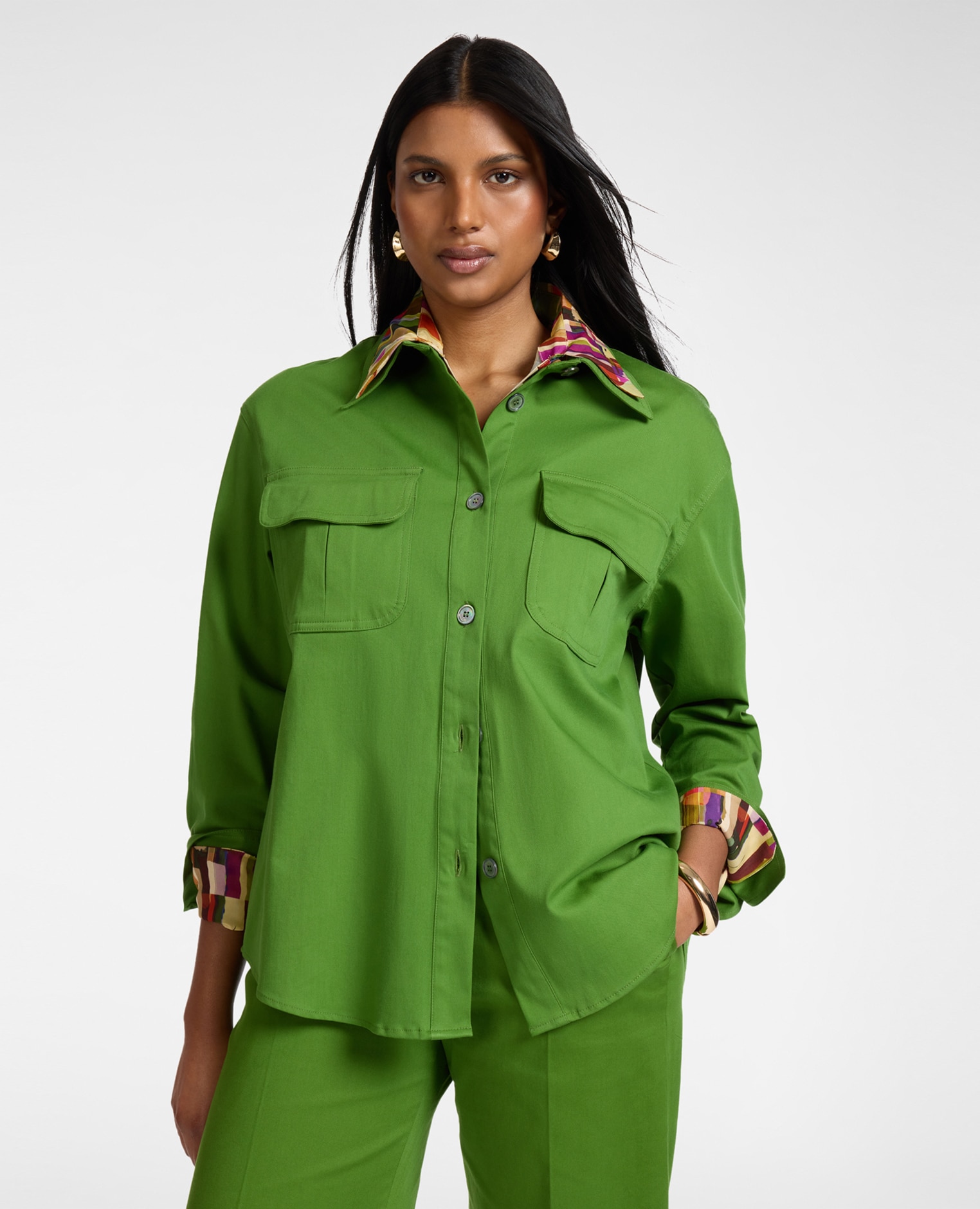 Camisa de mujer en gabardina con bolsillos ajuste oversize con botones ...