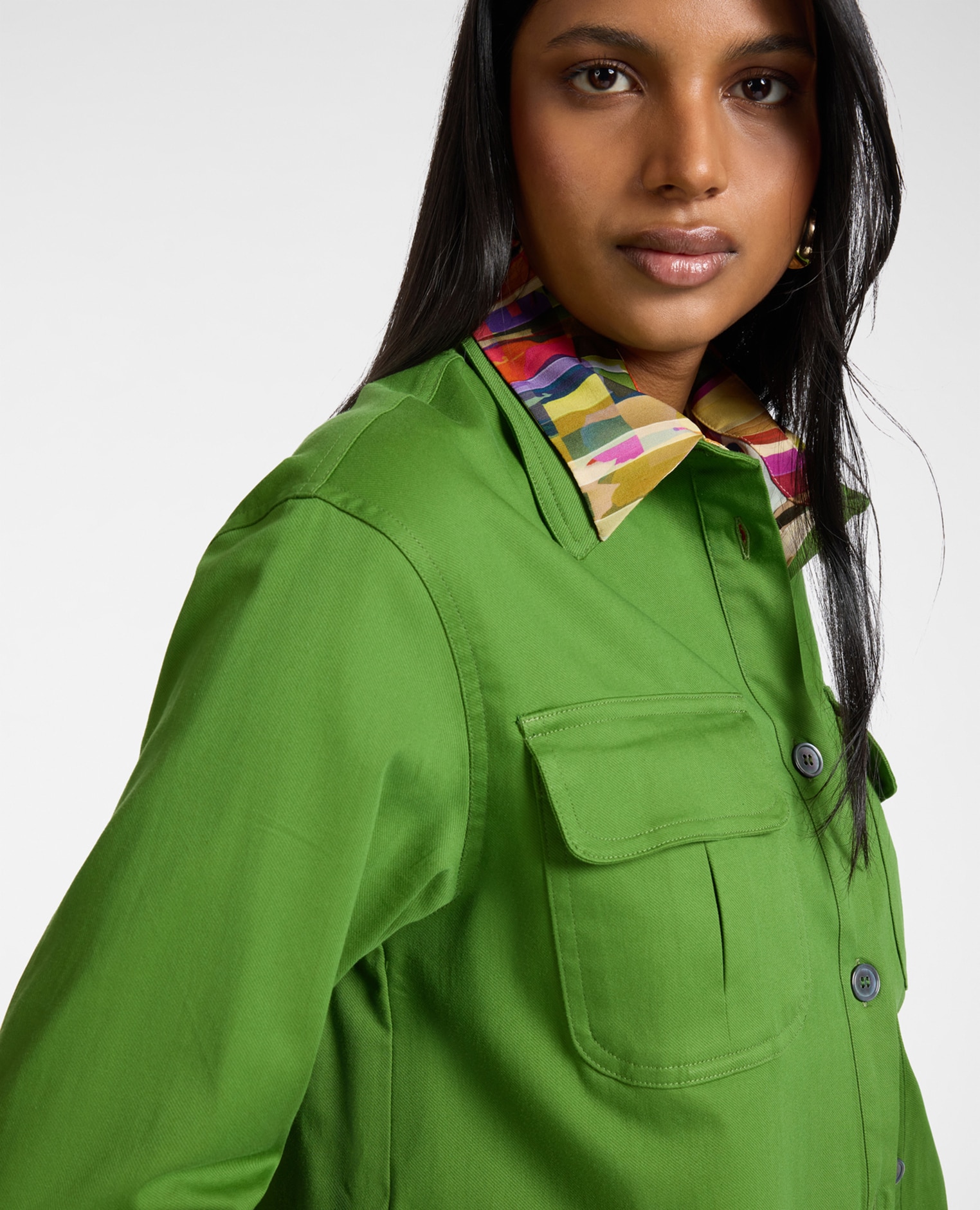 Camisa de mujer en gabardina con bolsillos ajuste oversize con botones ...