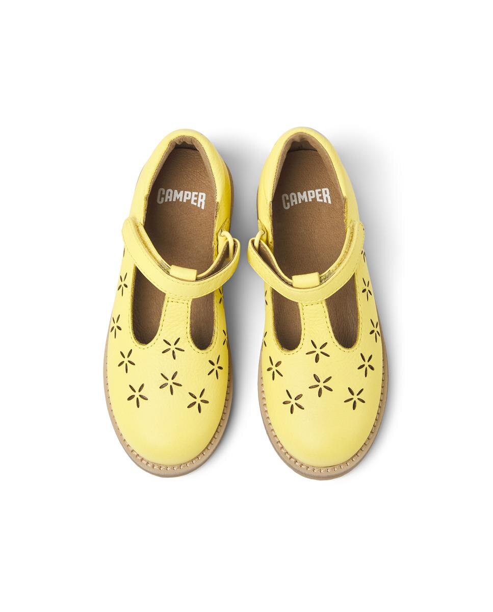 Merceditas de niña lisas con troquelado en amarillo · Camper