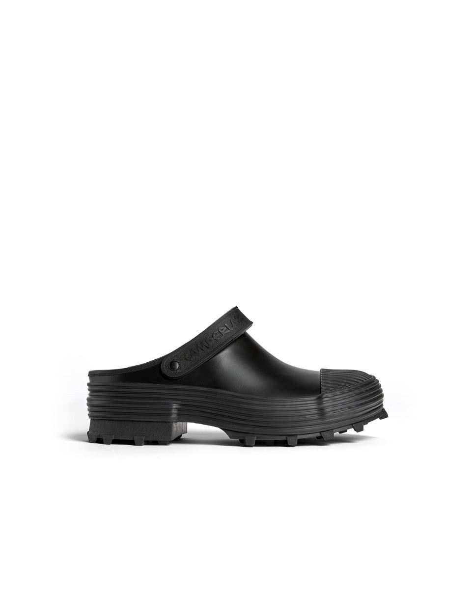 Zuecos unisex de piel vulcanizada de color negro · camperlab Zuecos unisex de piel vulcanizada de color negro · camperlab