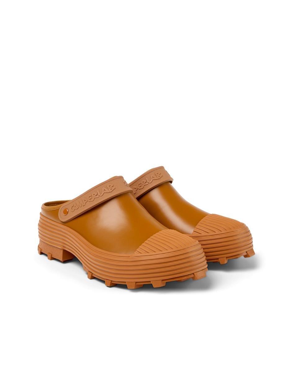 Zuecos unisex de piel vulcanizada de color marrón · camperlab Zuecos unisex de piel vulcanizada de color marrón · camperlab