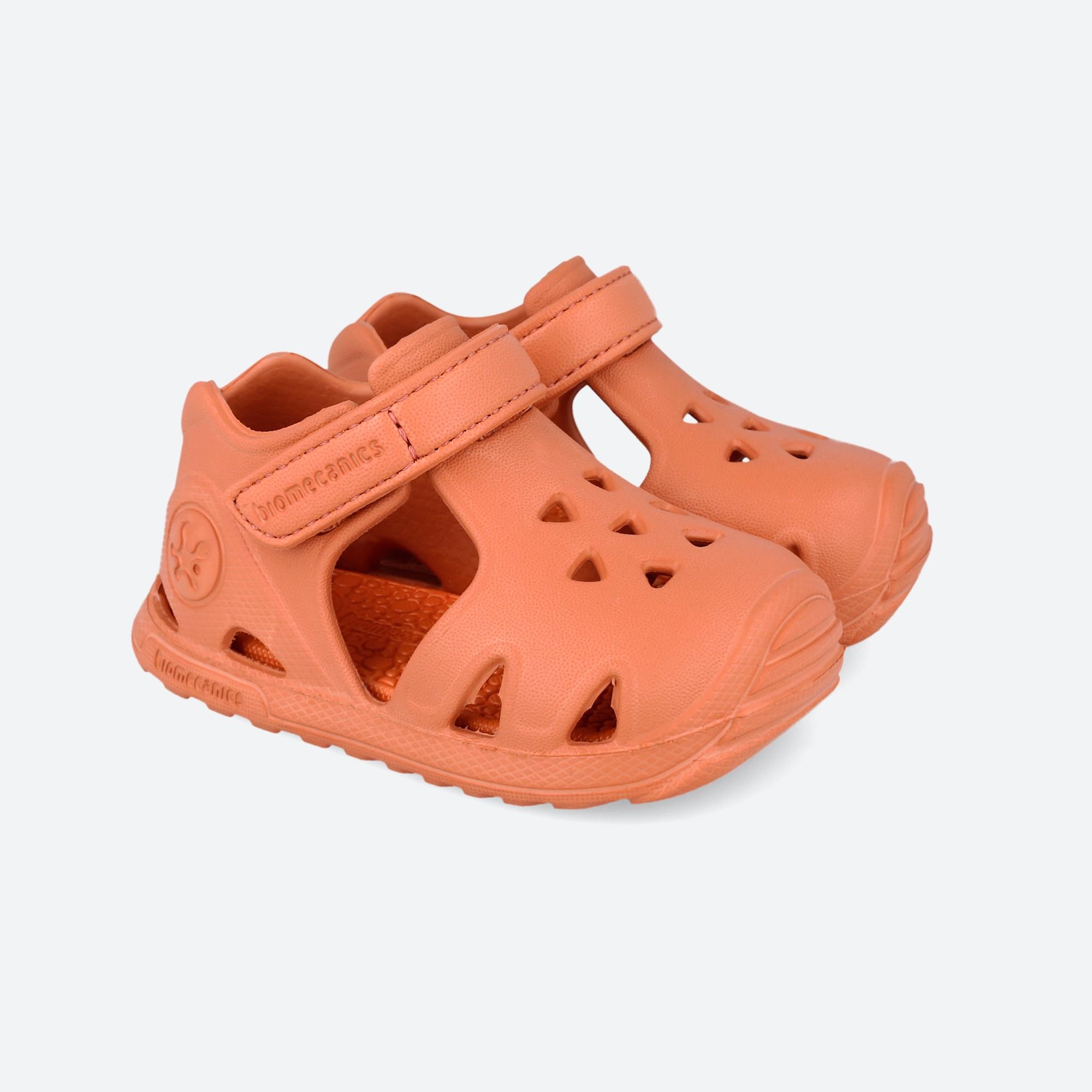 Sandalia baño de niño con velcro Naranja fuerte Biomecanics · El Corte ...