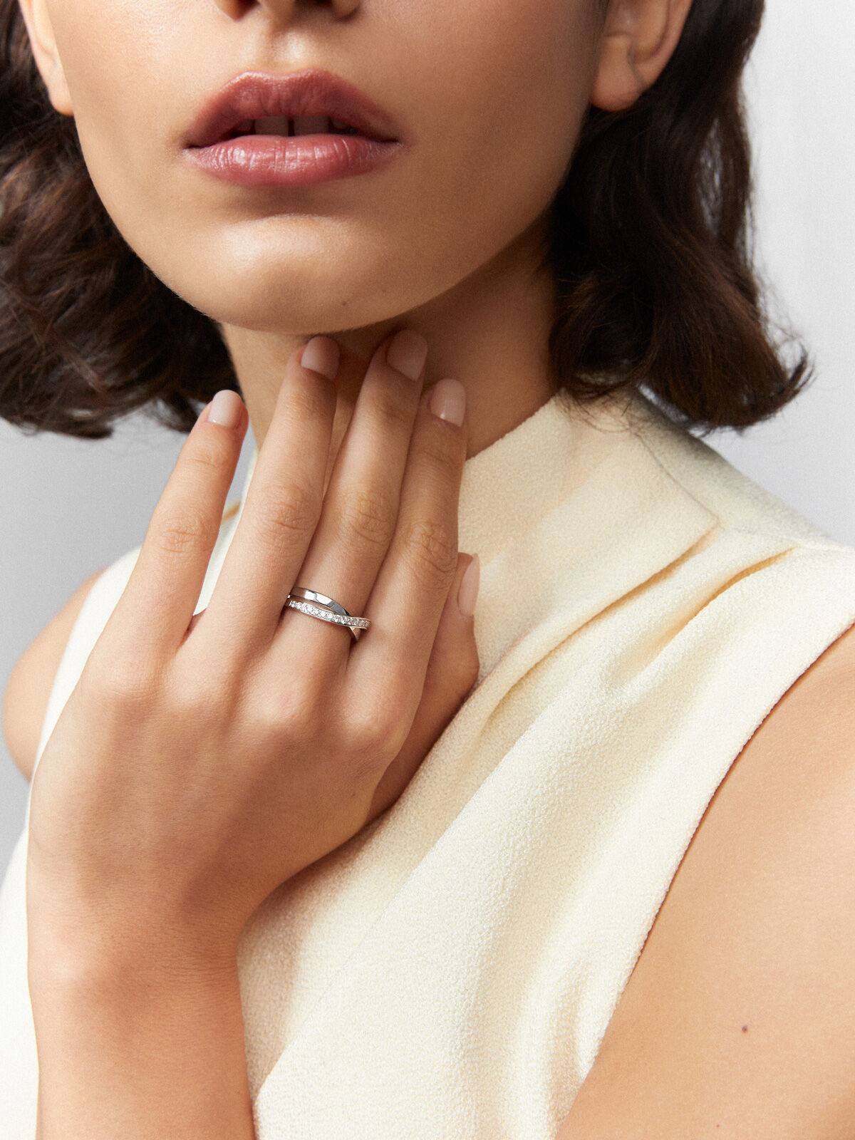 Anillo Grace de oro blanco cruzado con diamantes Blanco SUAREZ · El ...