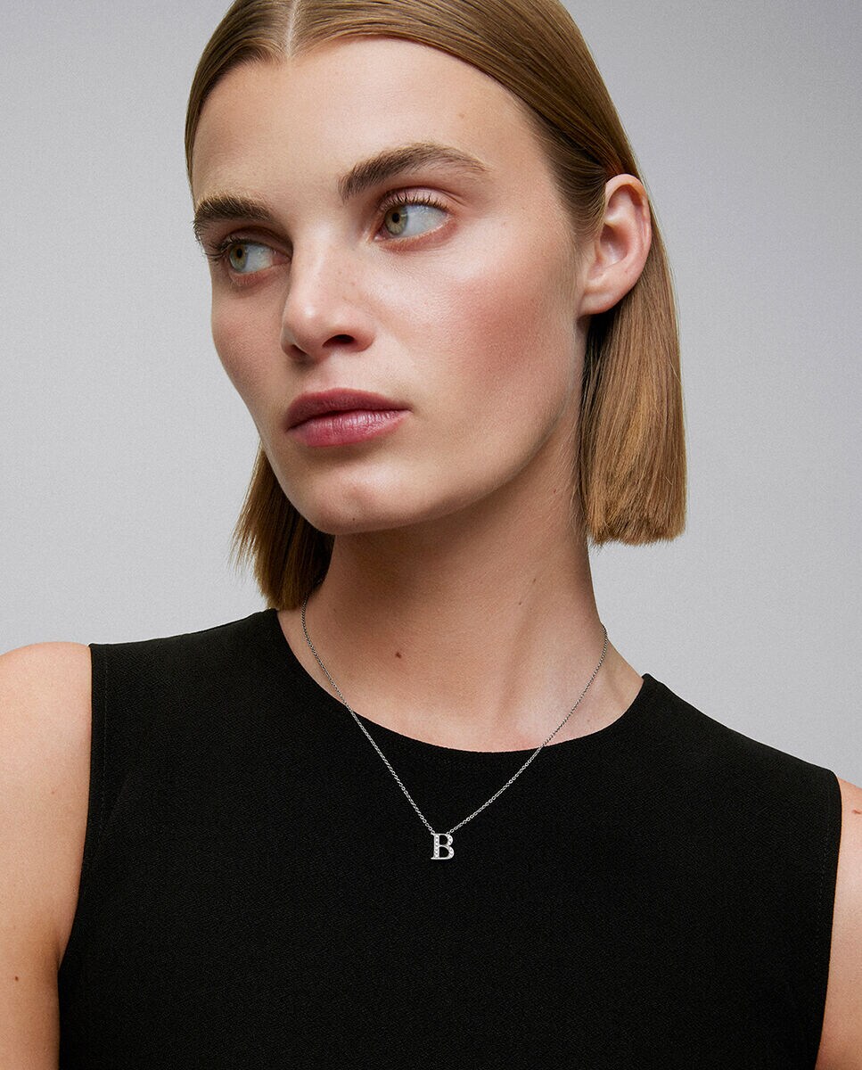 Colgante cadena con inicial de oro blanco y diamantes · SUAREZ · El ...