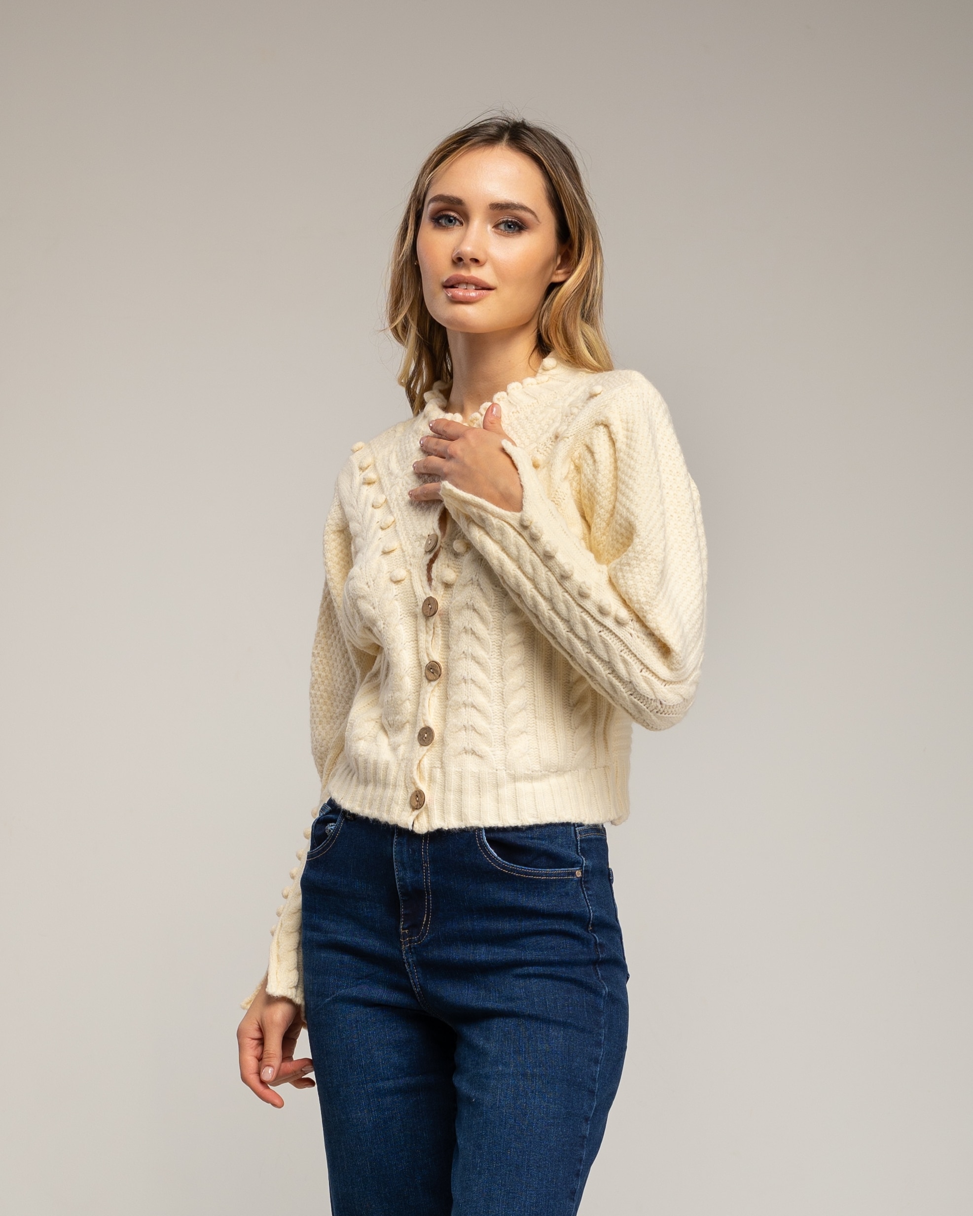Cárdigan de mujer de punto de crochet con detalles de pompones Crudo ...