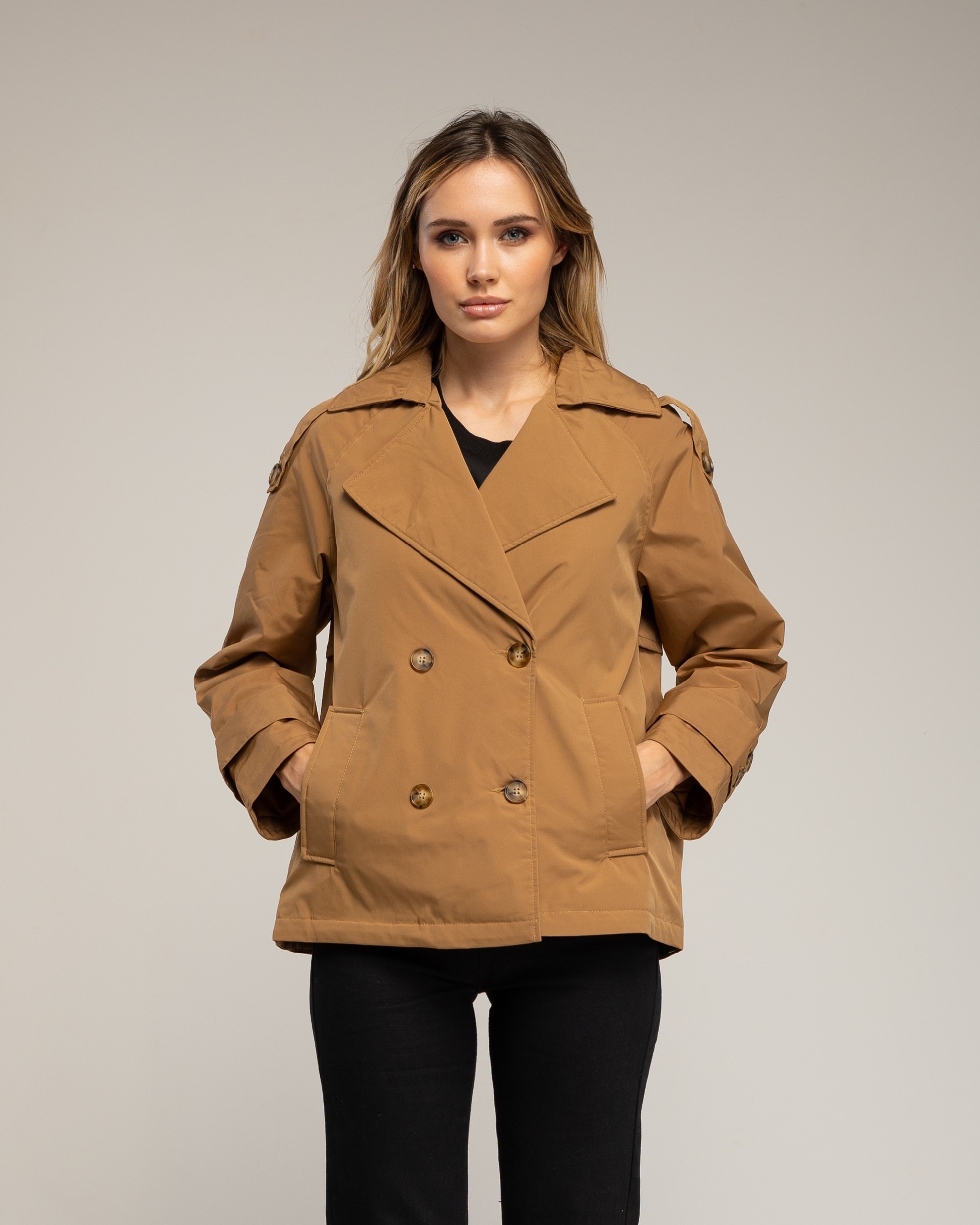Gabardina de mujer corta acolchada e impermeable con doble botonadura ...