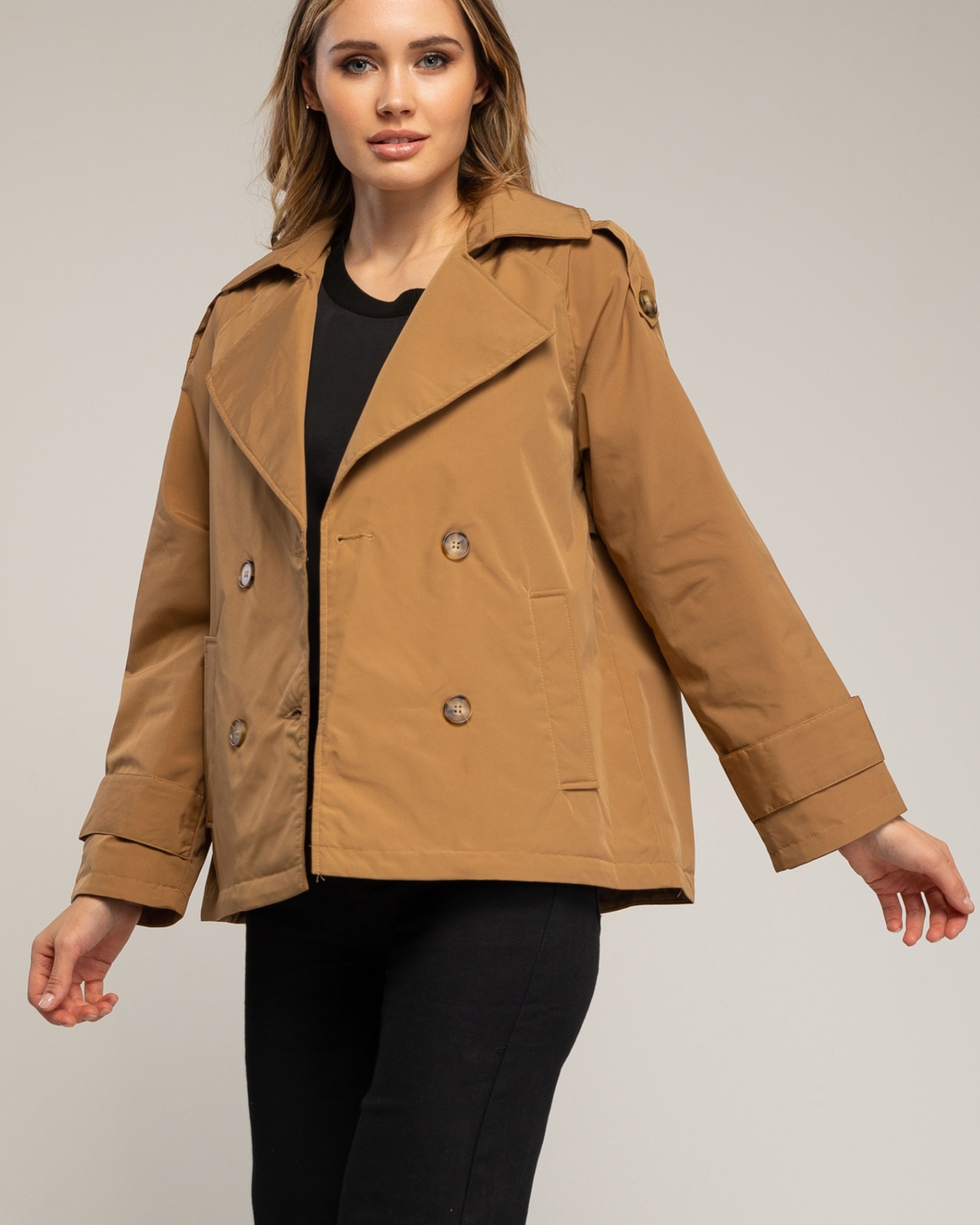 Gabardina de mujer corta acolchada e impermeable con doble botonadura ...