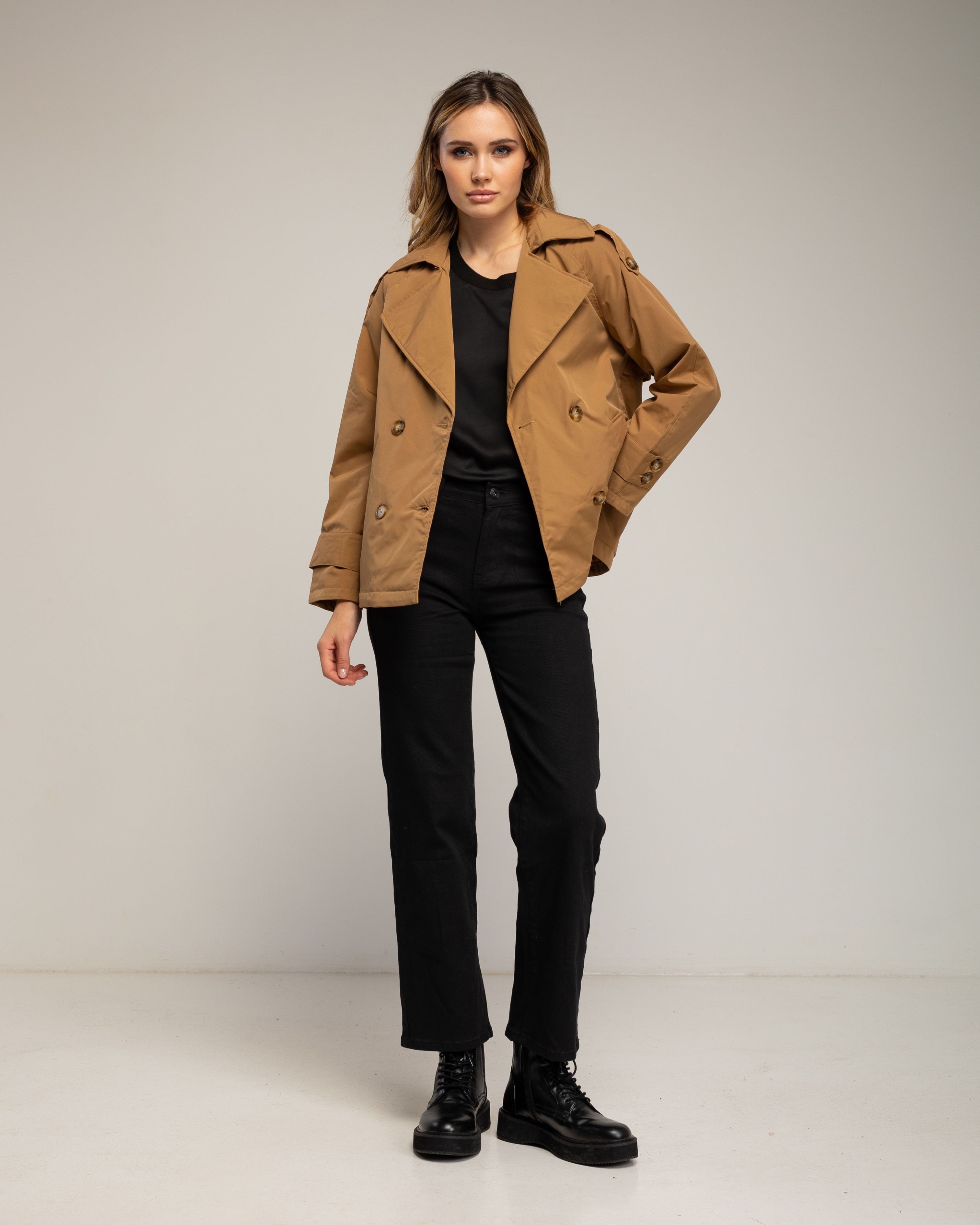 Gabardina de mujer corta acolchada e impermeable con doble botonadura ...