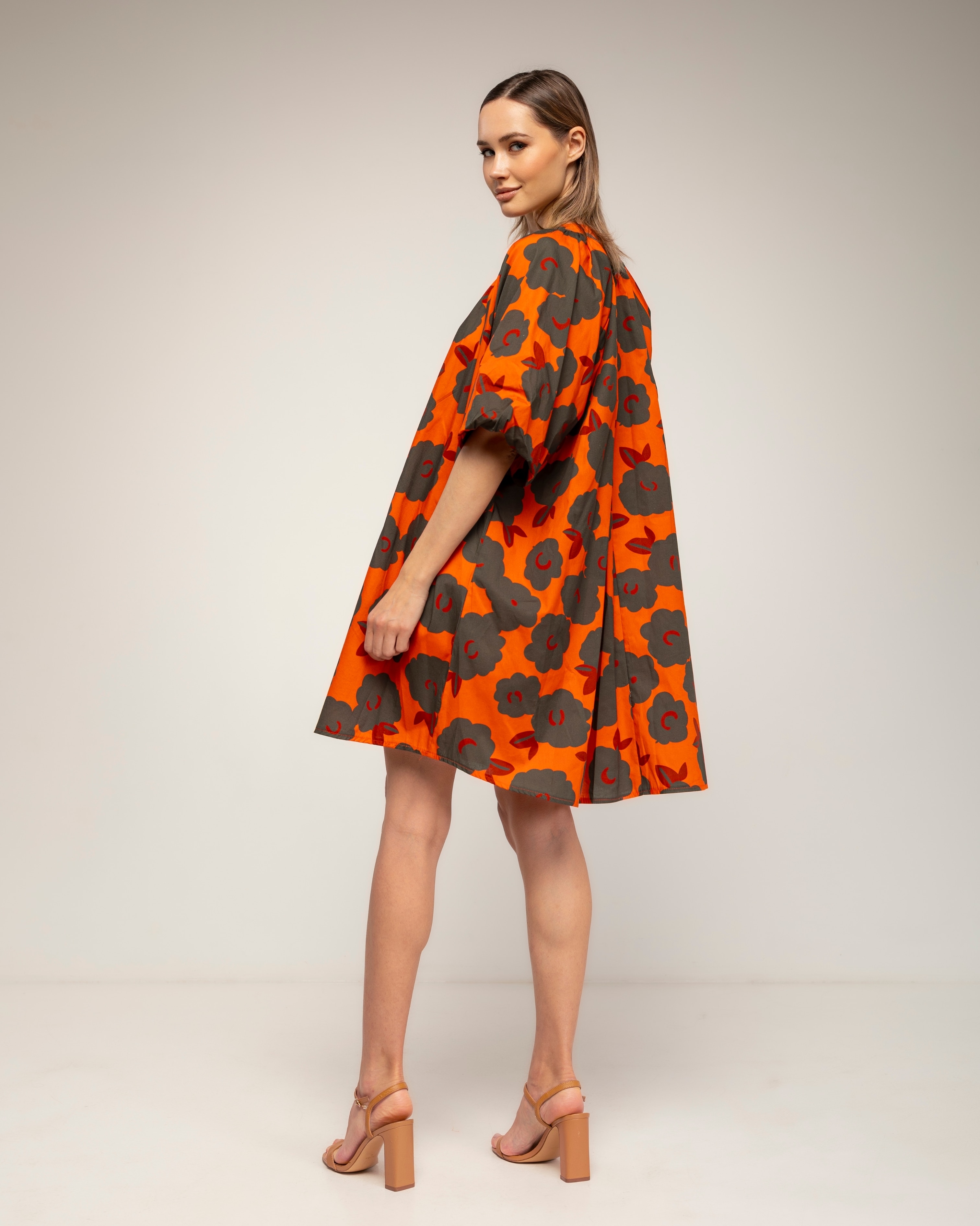 Vestido corto 100% algodón con estampado de flores Naranja Tantra · El ...