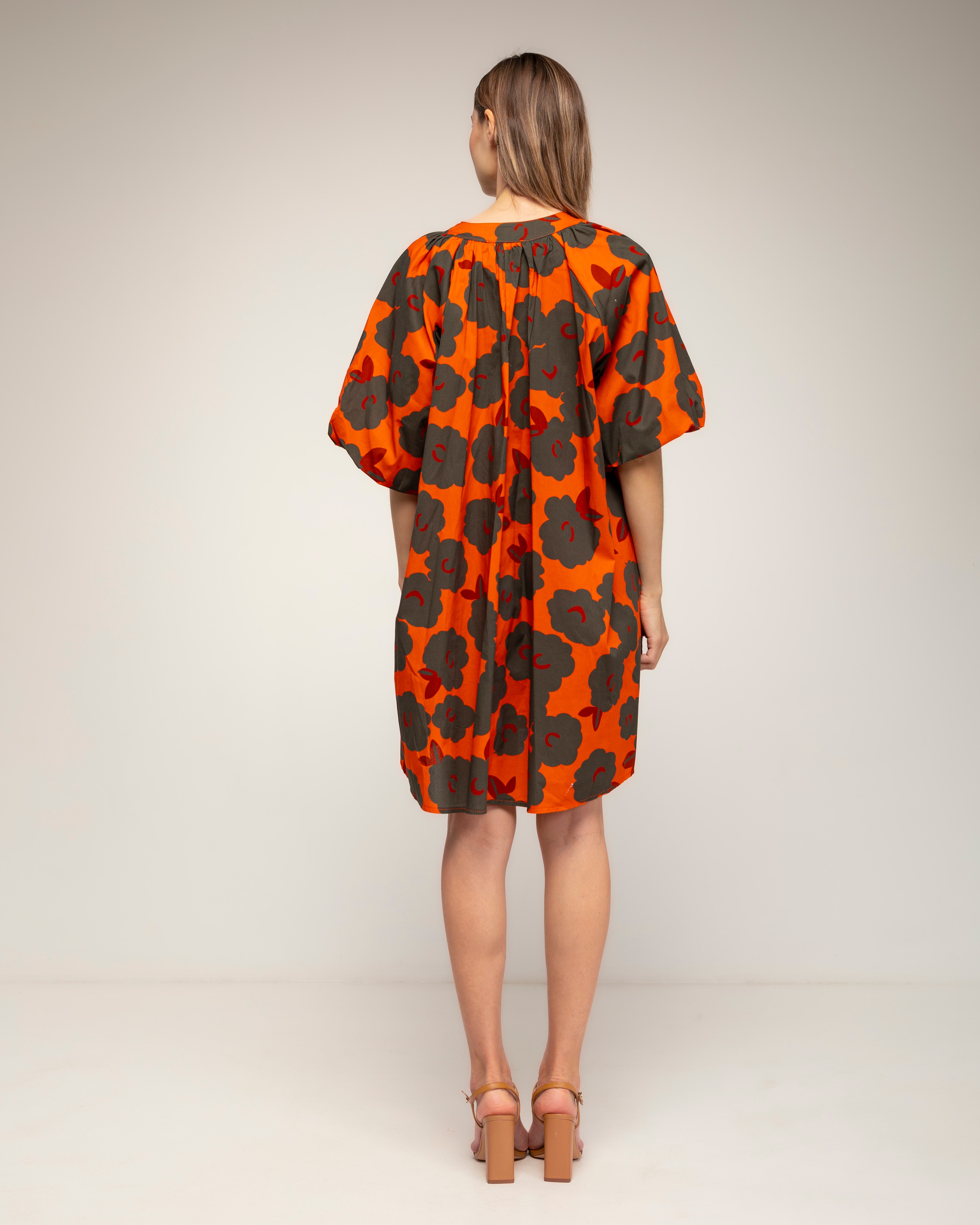 Vestido corto 100% algodón con estampado de flores Naranja Tantra · El ...